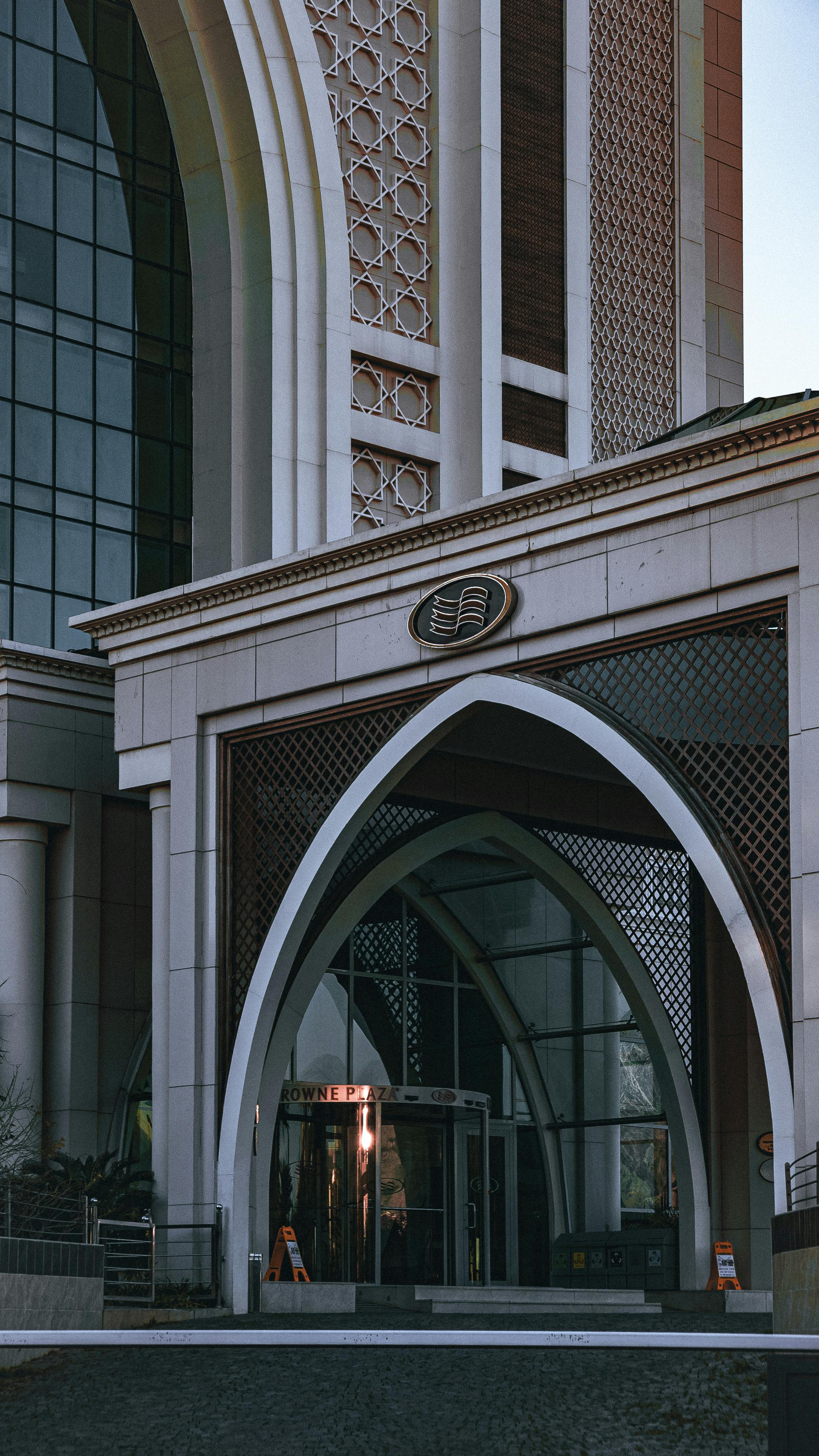 Building Entrance under Ceiling · Free Stock Photo