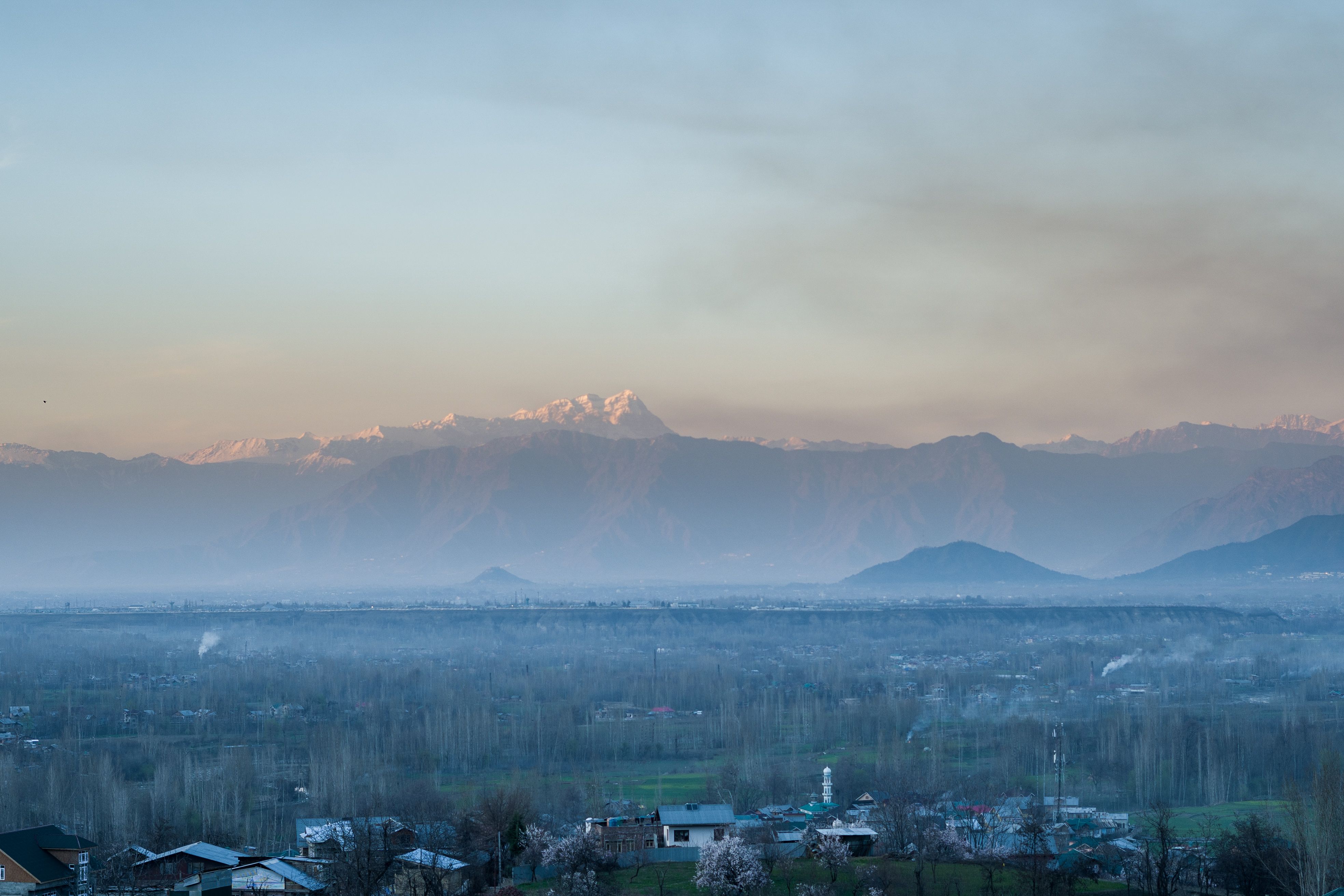 A view of mountains and houses in the distance · Free Stock Photo