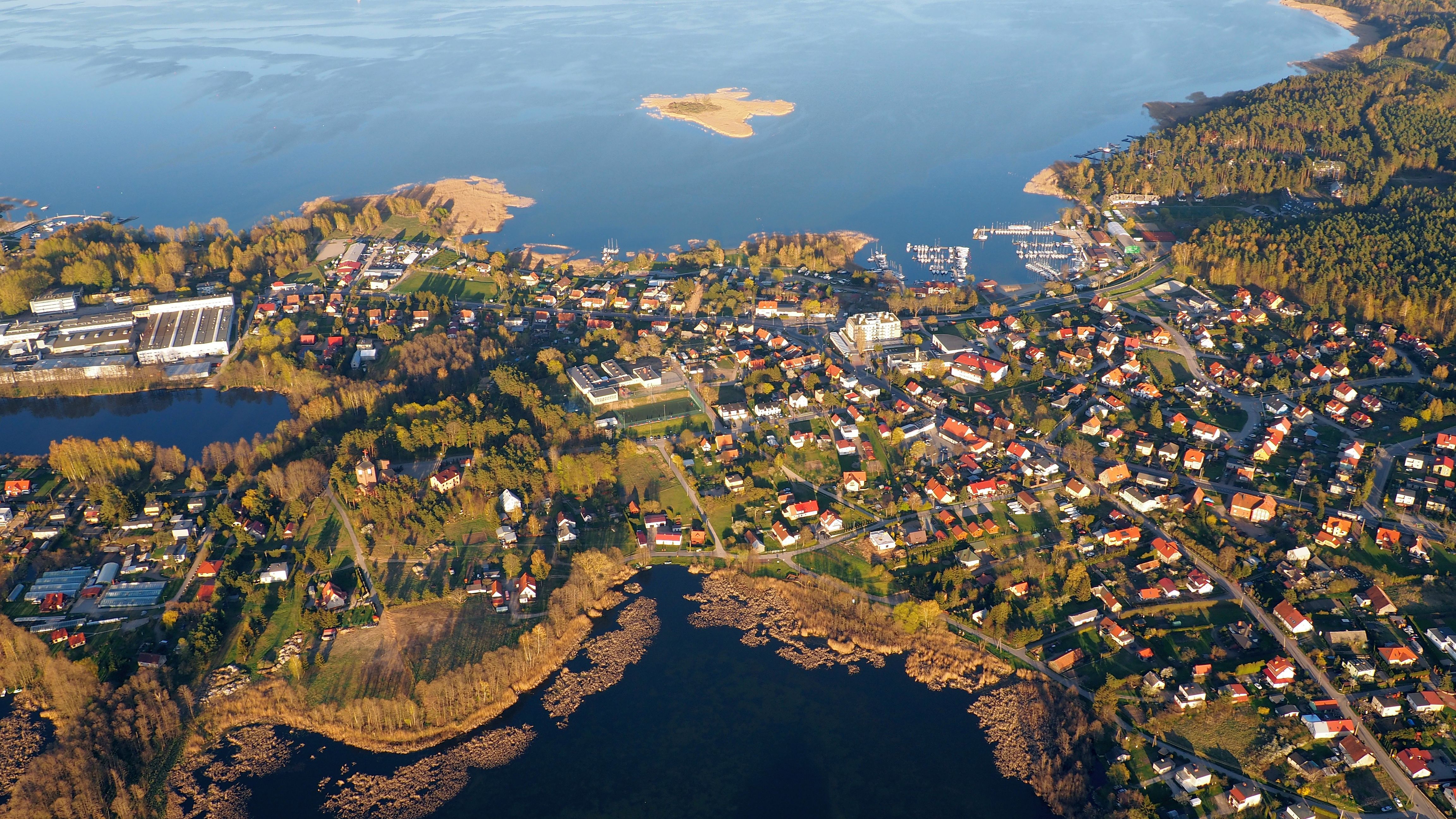 Town Buildings on Island · Free Stock Photo