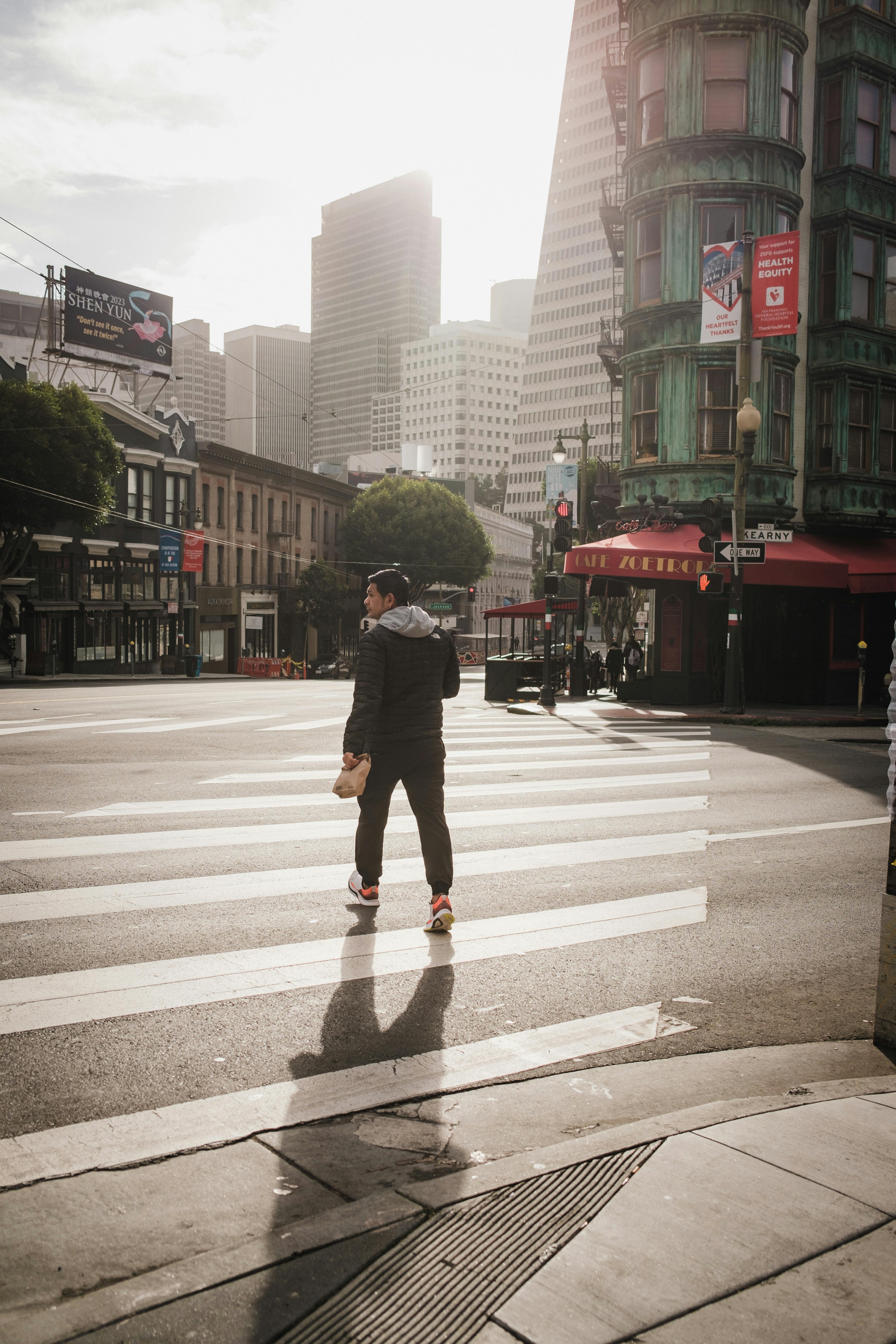 Foto profissional gratuita de ambiente urbano, andando, ao ar livre ...