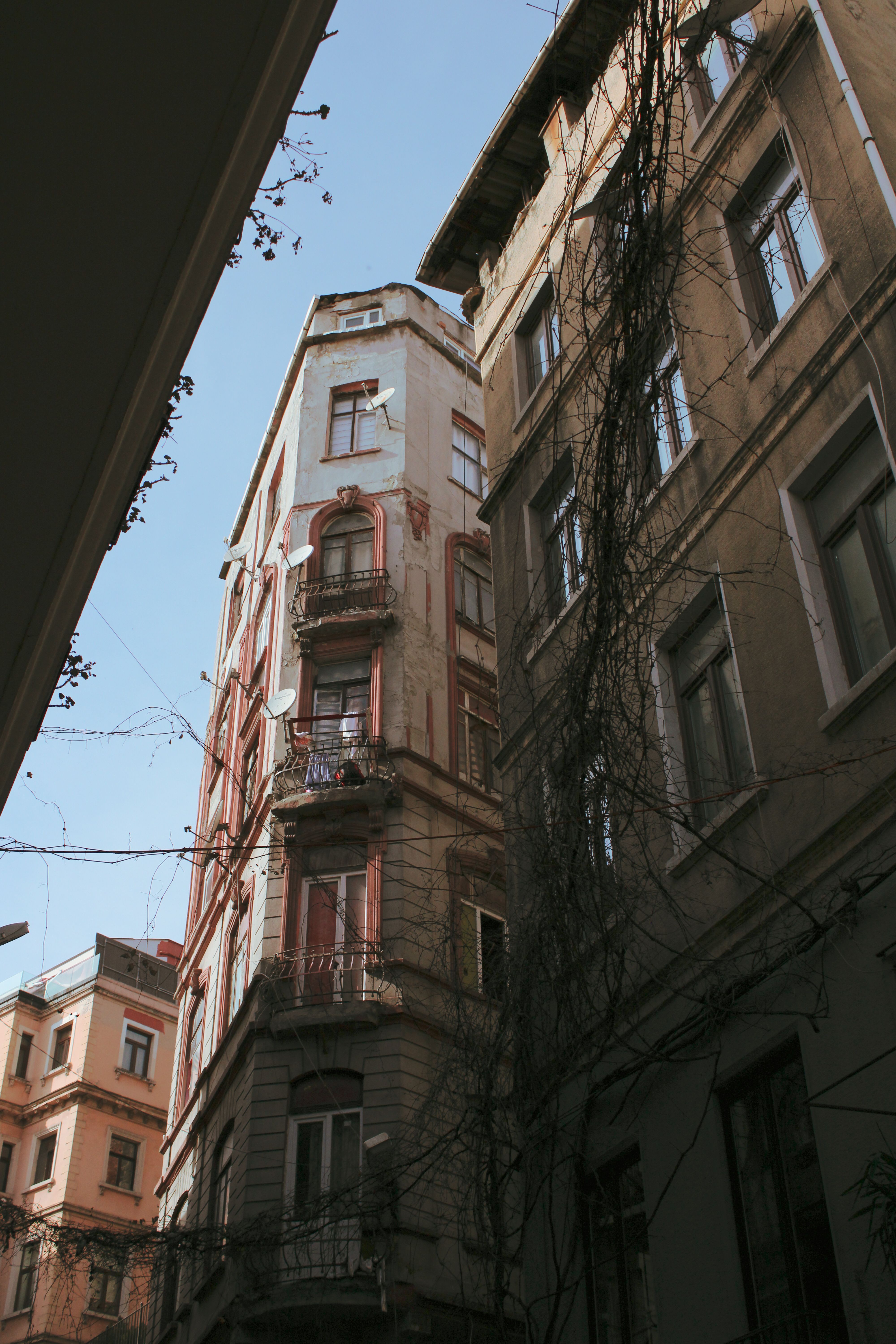 Low Angle Shot of Tenements in Old Town · Free Stock Photo