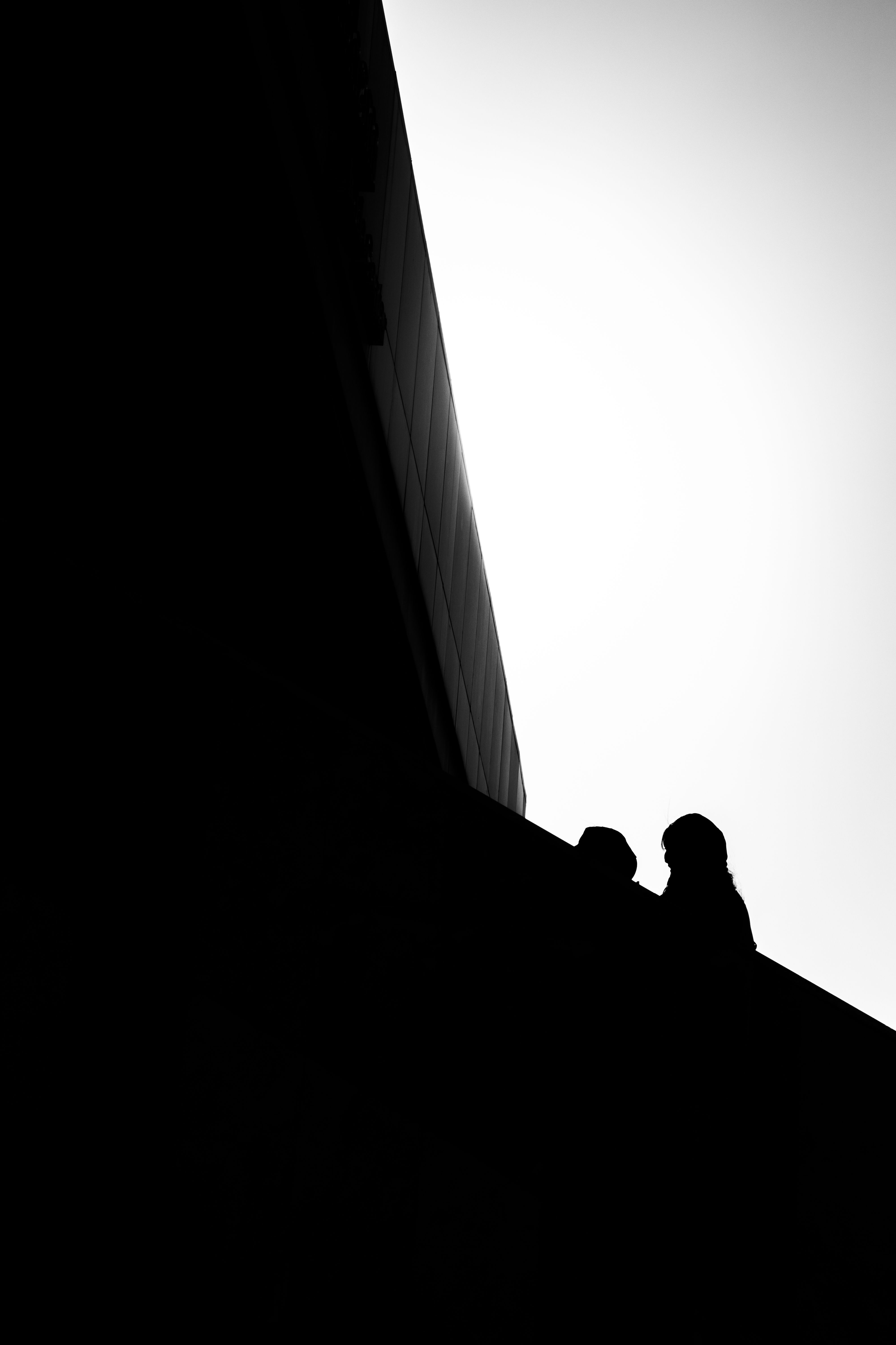 Heads over Wall · Free Stock Photo