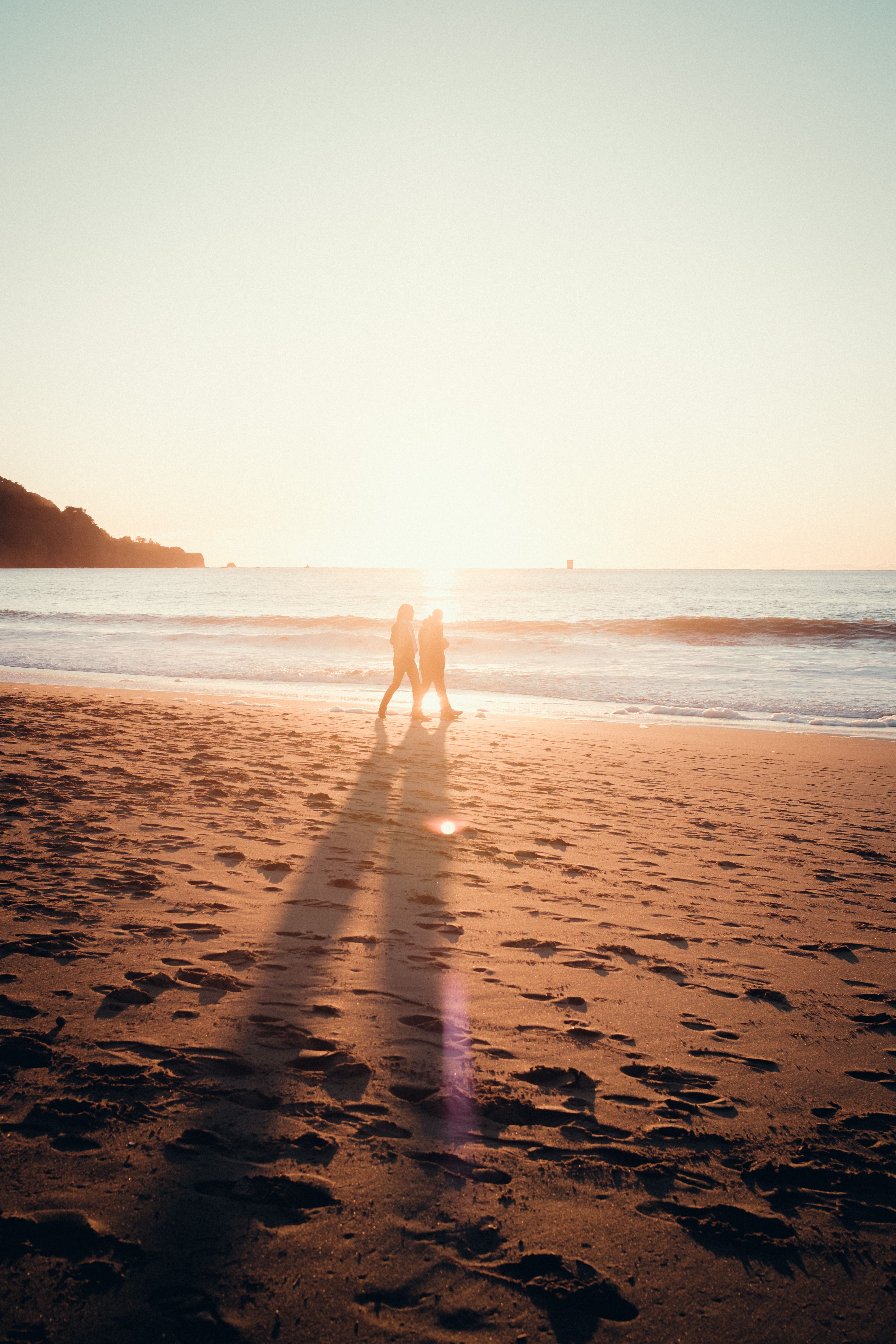 Foto profissional gratuita de amor, andando, ao ar livre, areia, cair ...