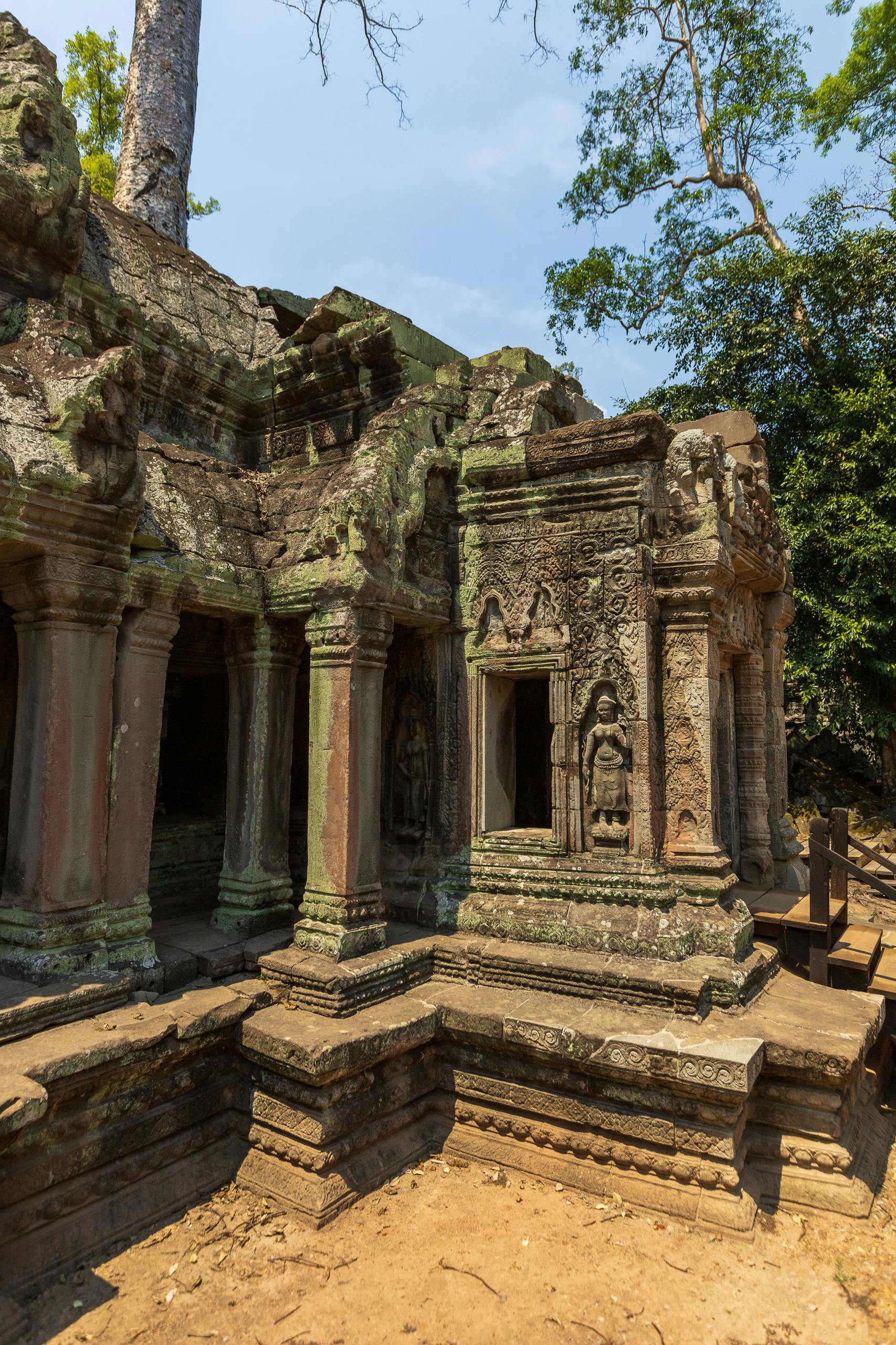 Sunlit Building in Ruins · Free Stock Photo