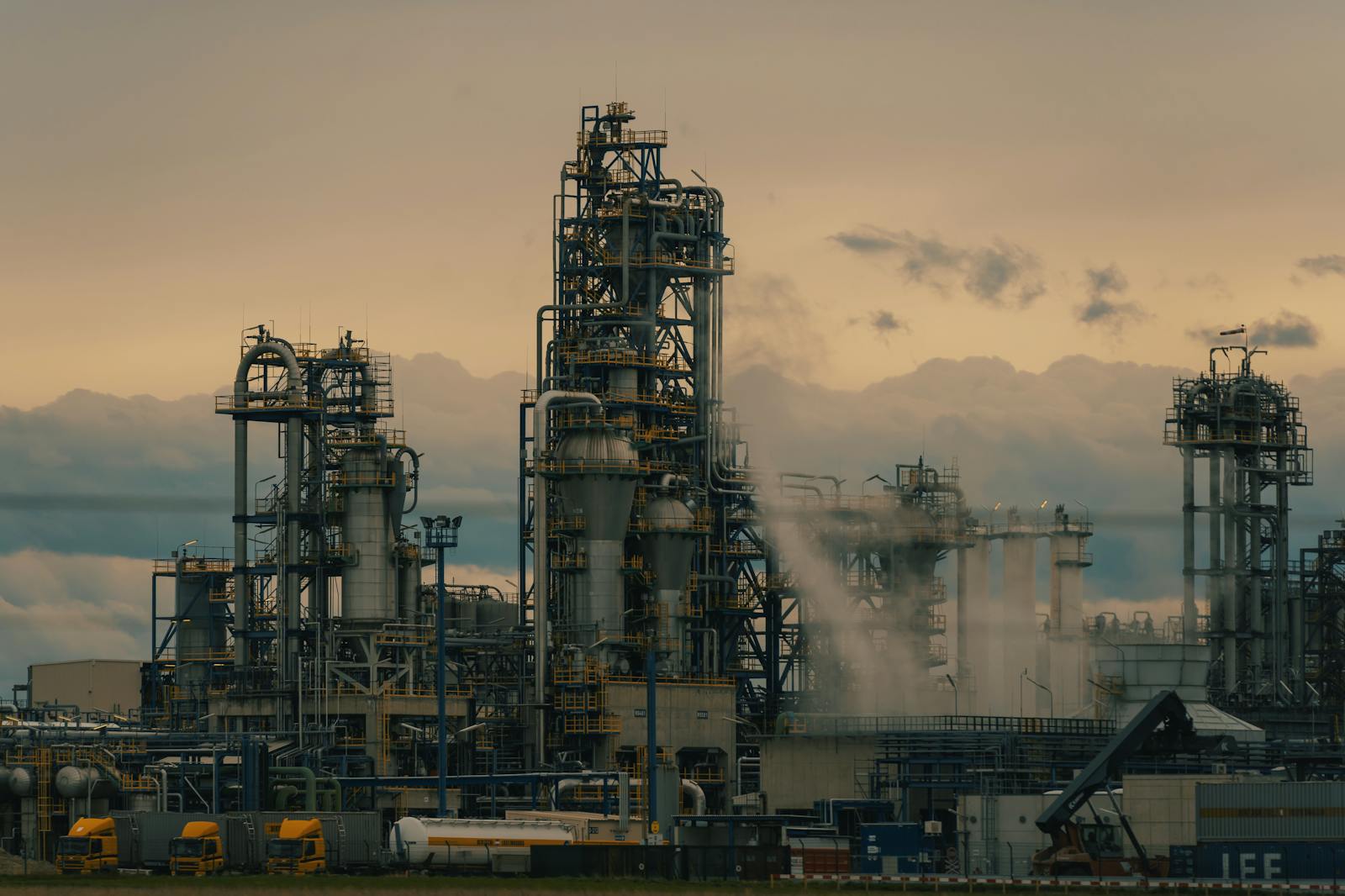 Refinery Photos, Download The BEST Free Refinery Stock Photos & HD Images