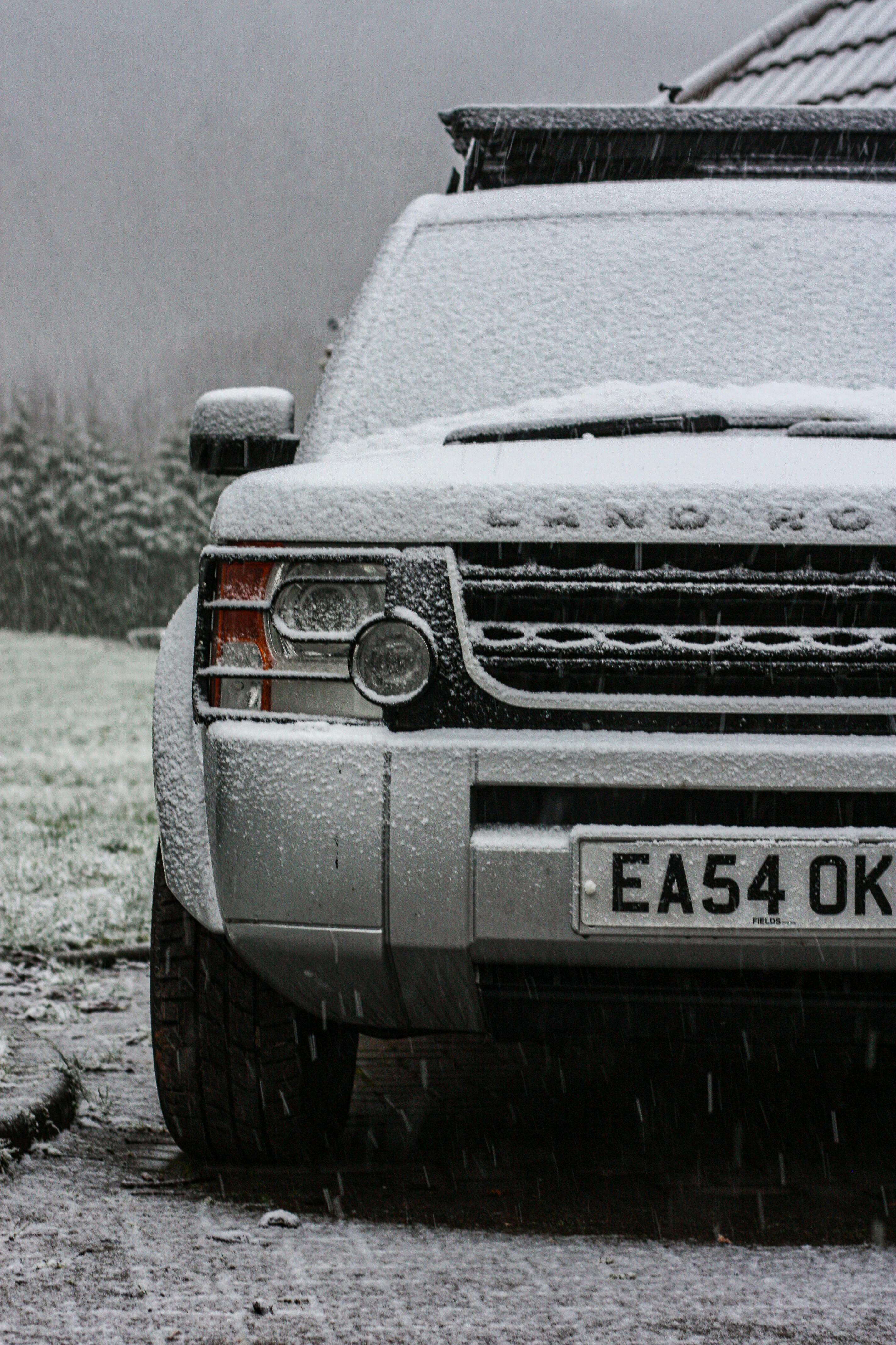 A Black Range Rover on a Road in Winter · Free Stock Photo