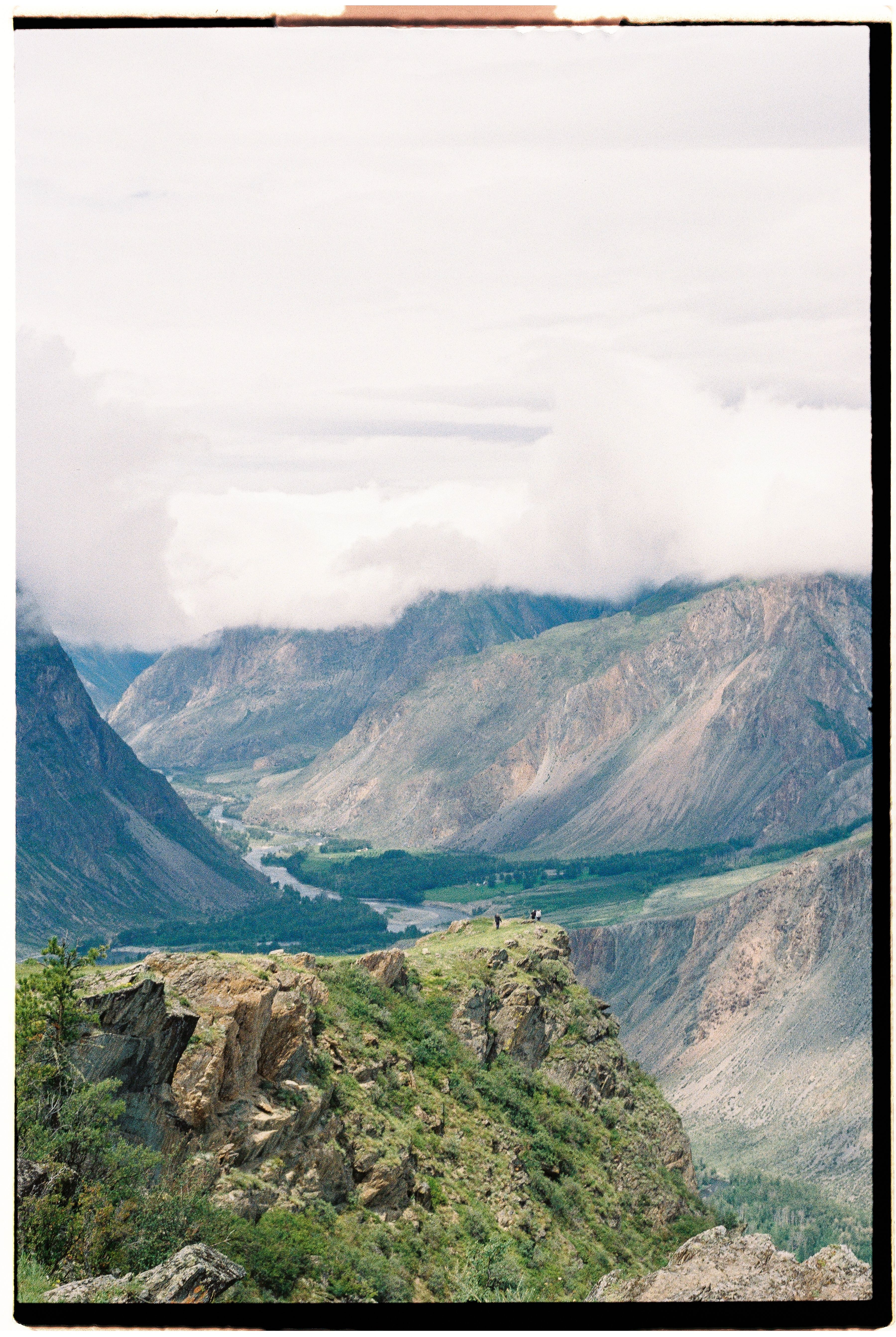 Brown House in Between of Mountains · Free Stock Photo