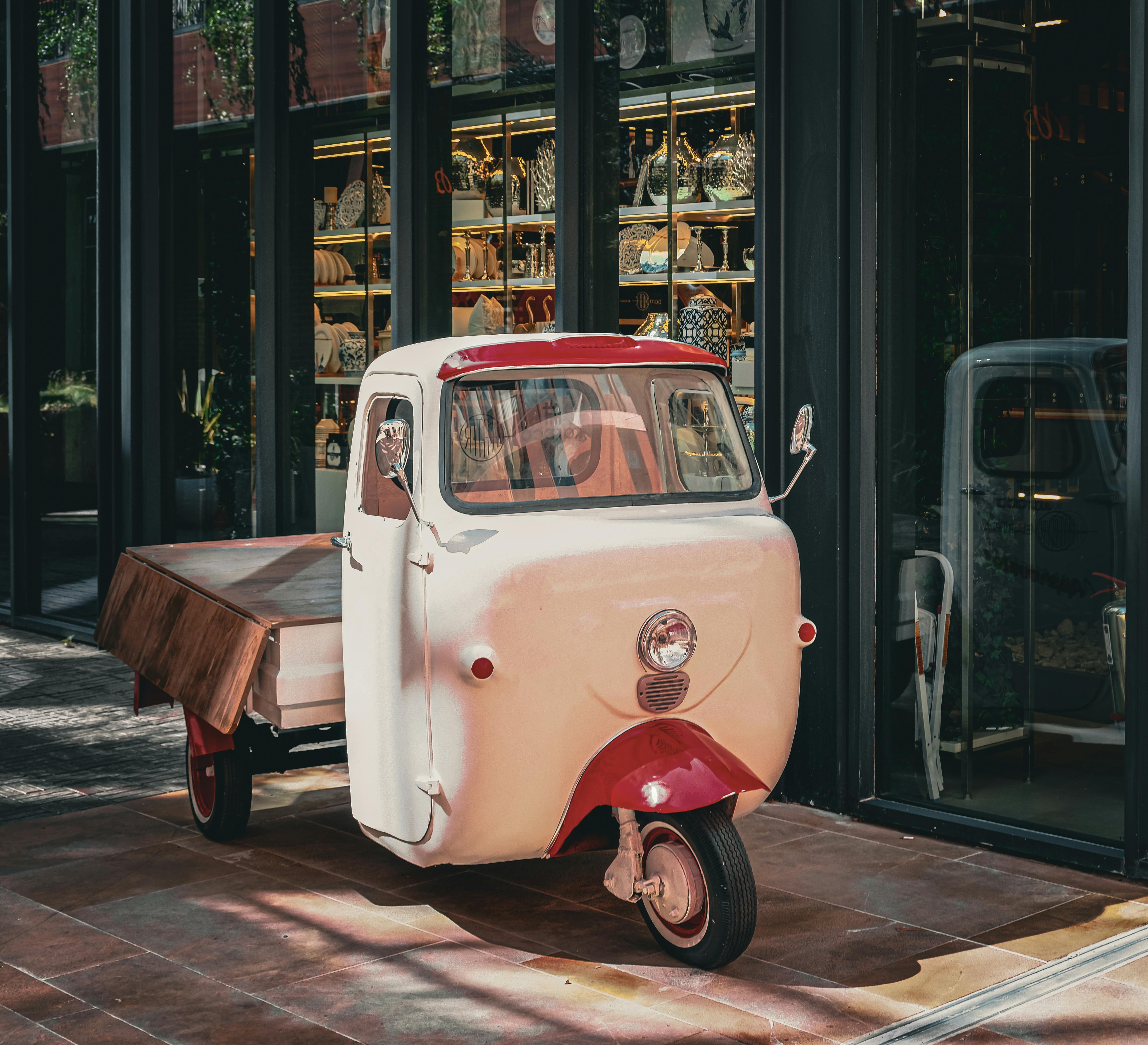 Piaggo Ape Three-wheeler · Free Stock Photo