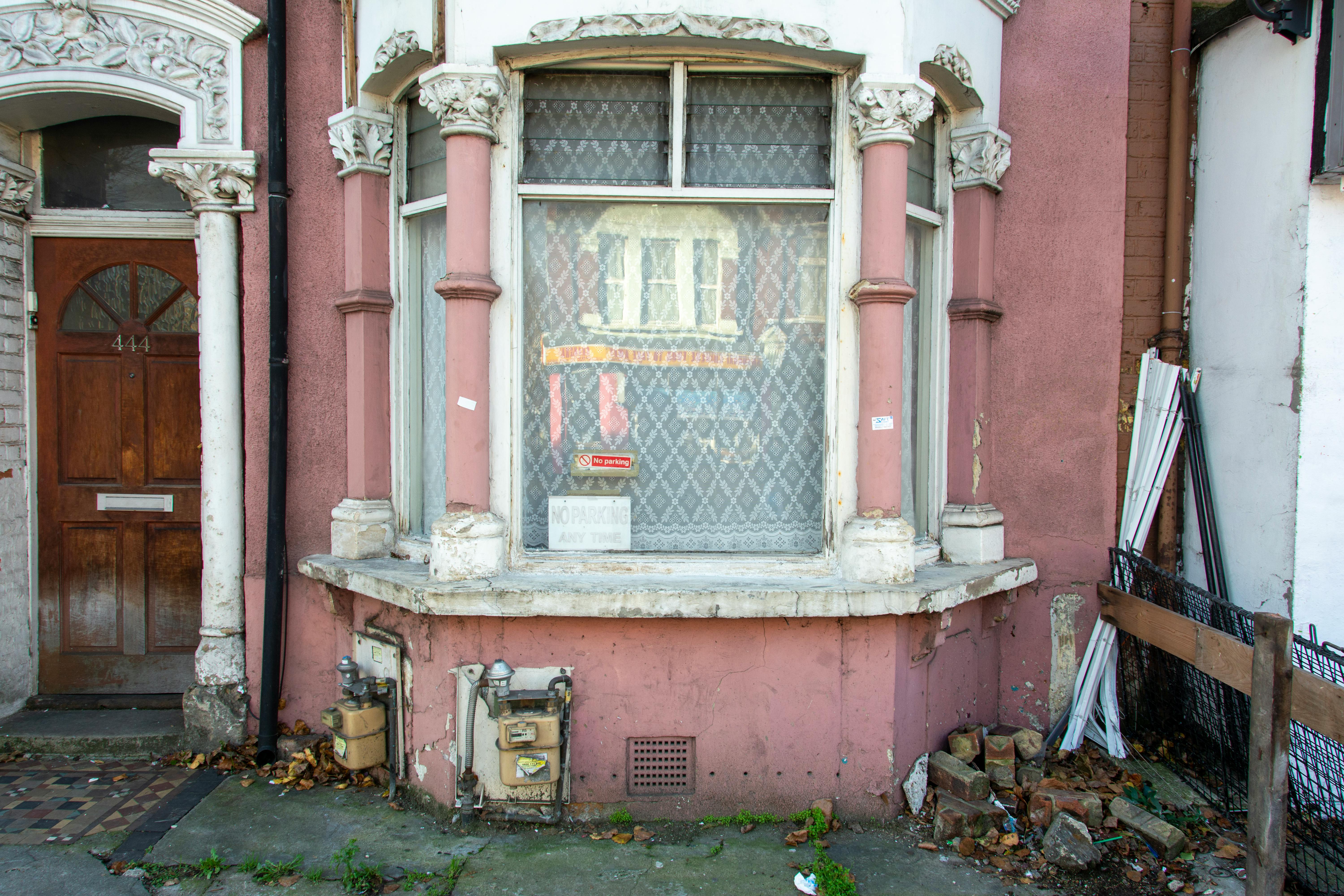 Window in a Traditional Pink Tenement · Free Stock Photo
