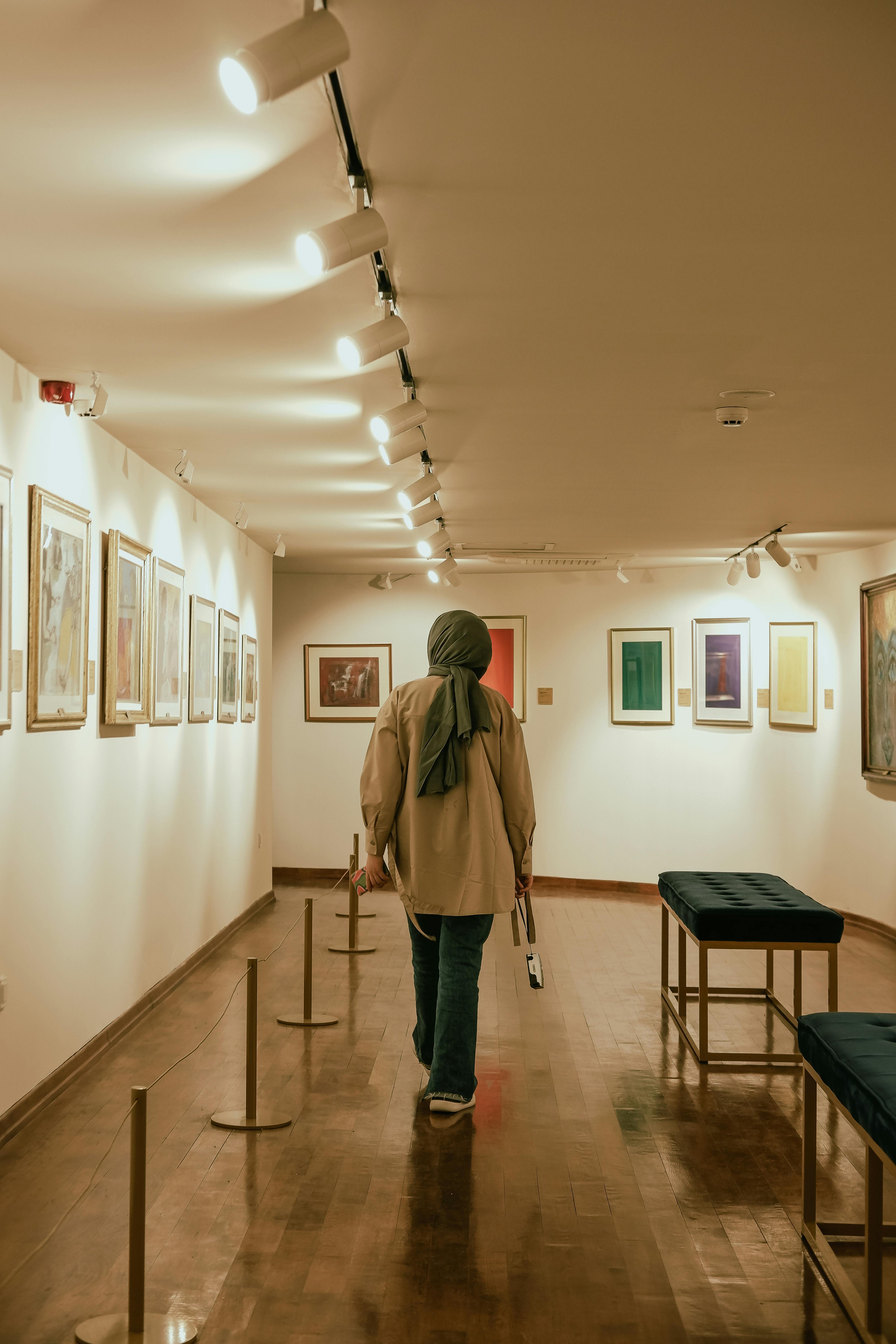 Woman in Museum · Free Stock Photo