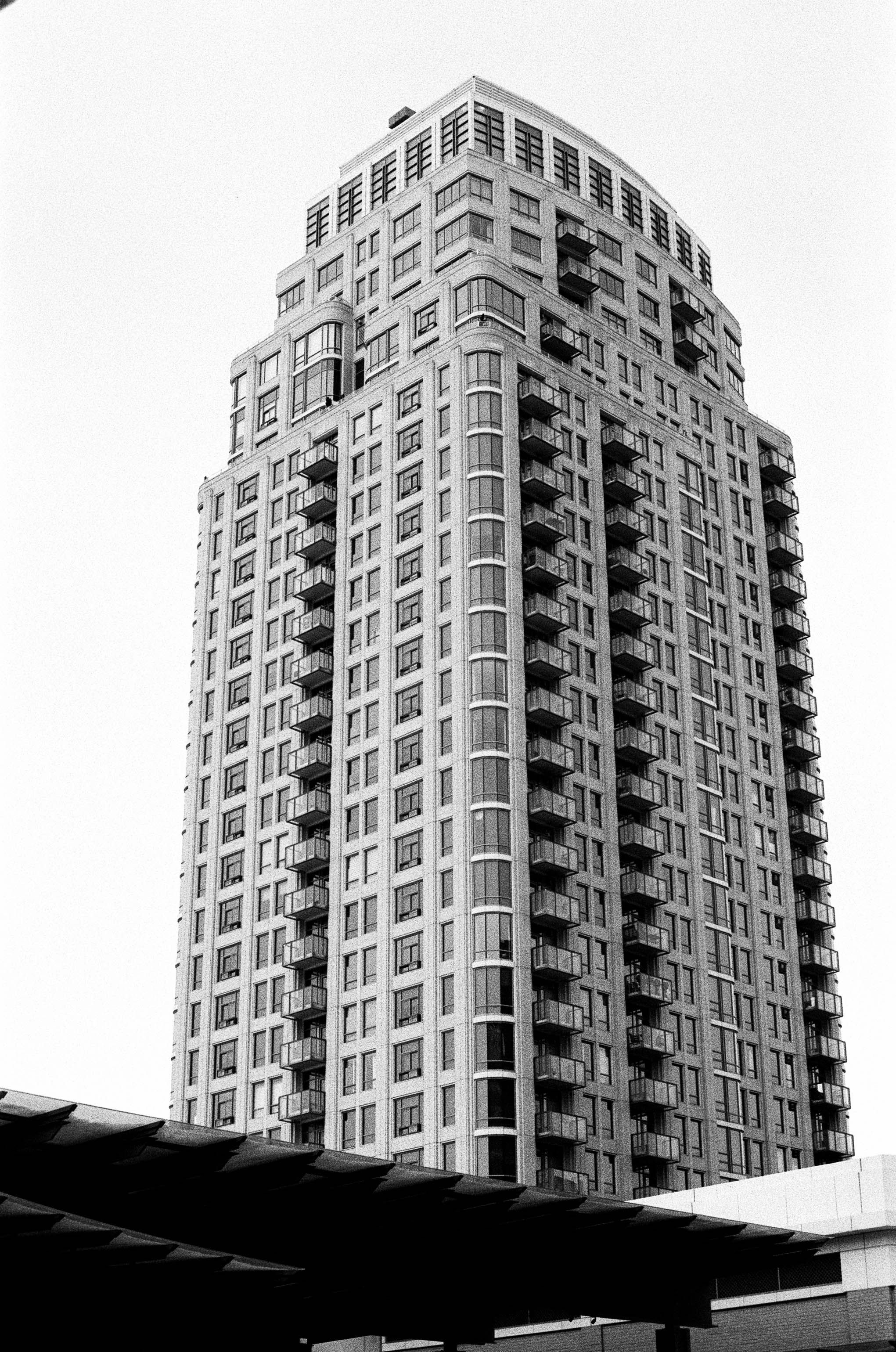 Building with Apartments in Black and White · Free Stock Photo