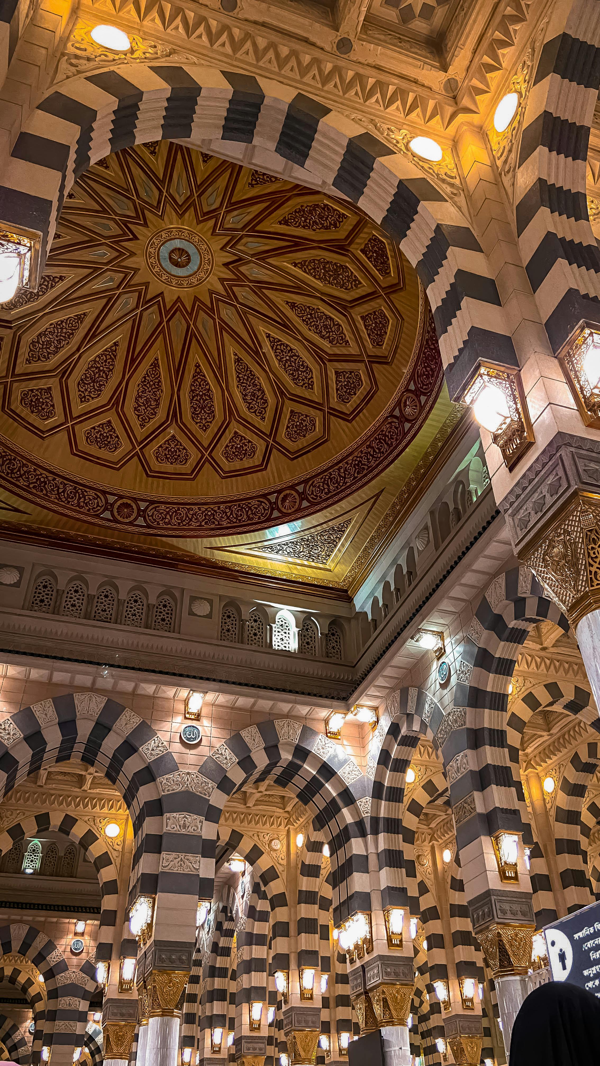 Interior Design of Grand Mosque in Mecca · Free Stock Photo