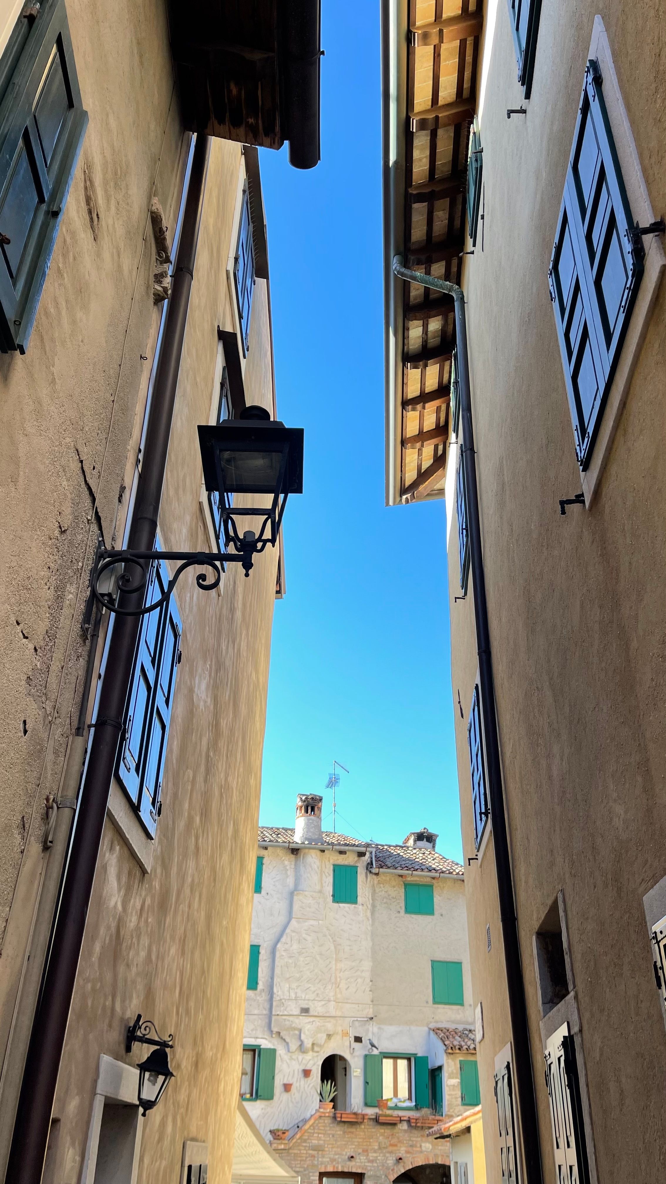 Low Angle Shot of Buildings from a Narrow Alley · Free Stock Photo