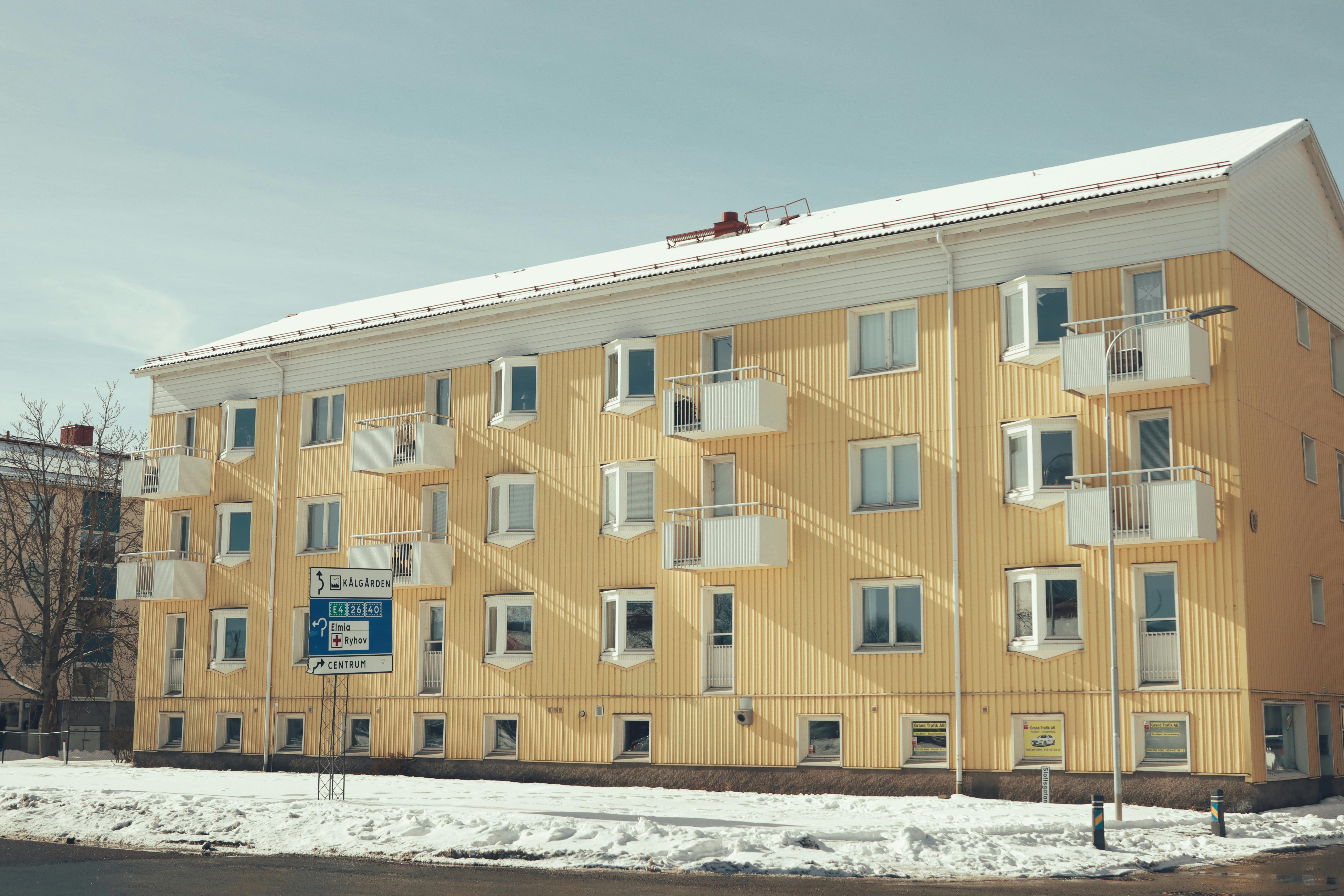 Residential Building near Road in Winter · Free Stock Photo