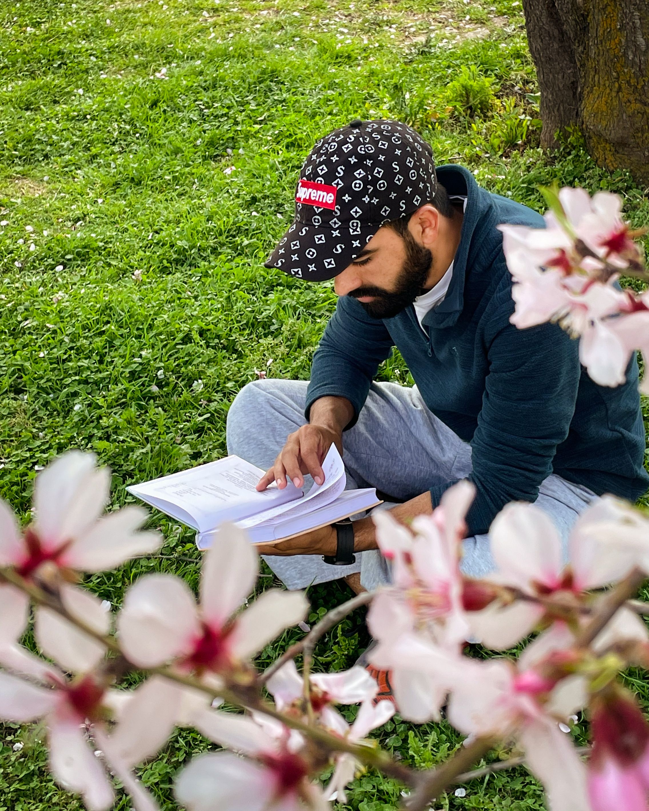 Reading Man Photos, Download The BEST Free Reading Man Stock Photos ...