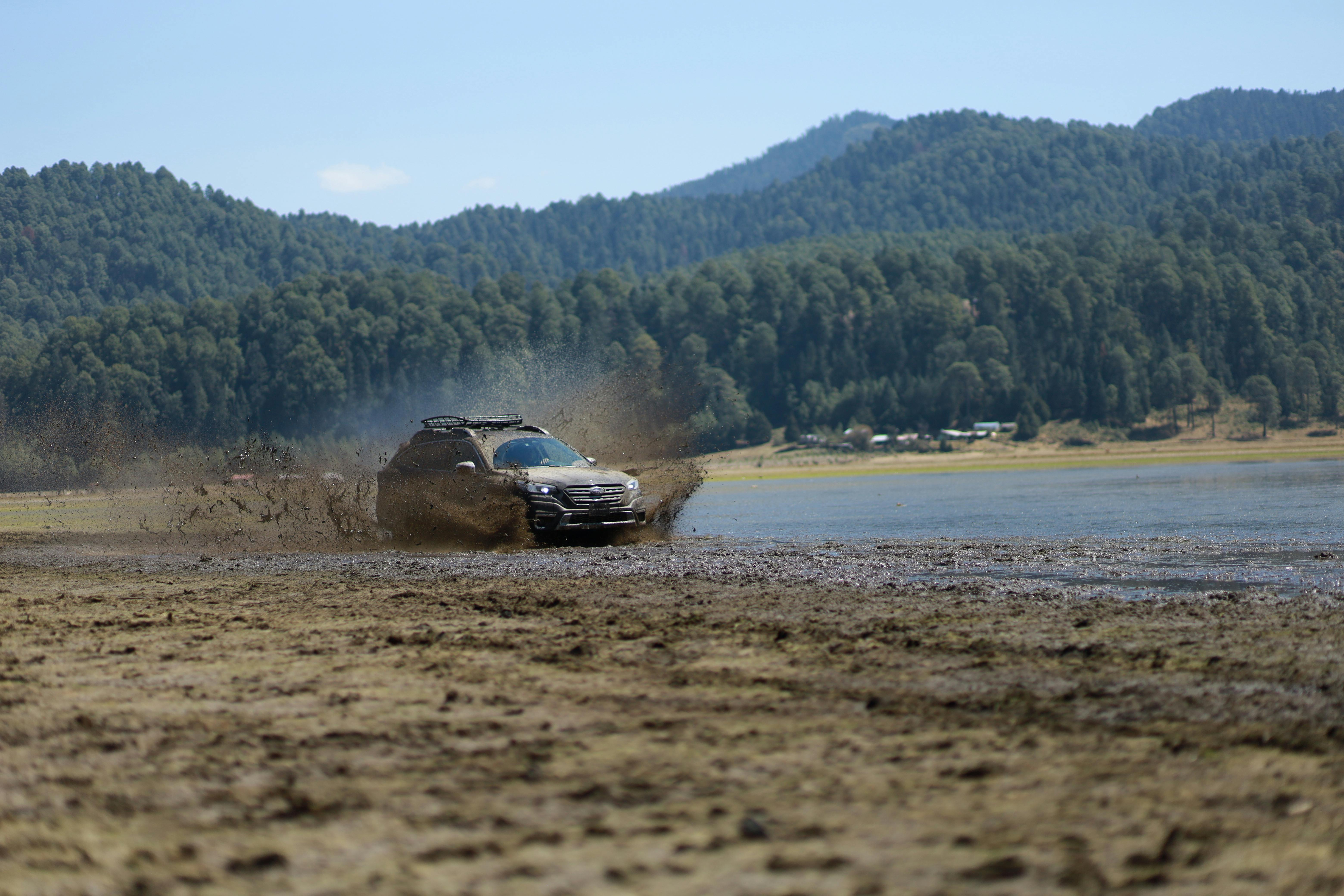 4x4 Car in Mud · Free Stock Photo