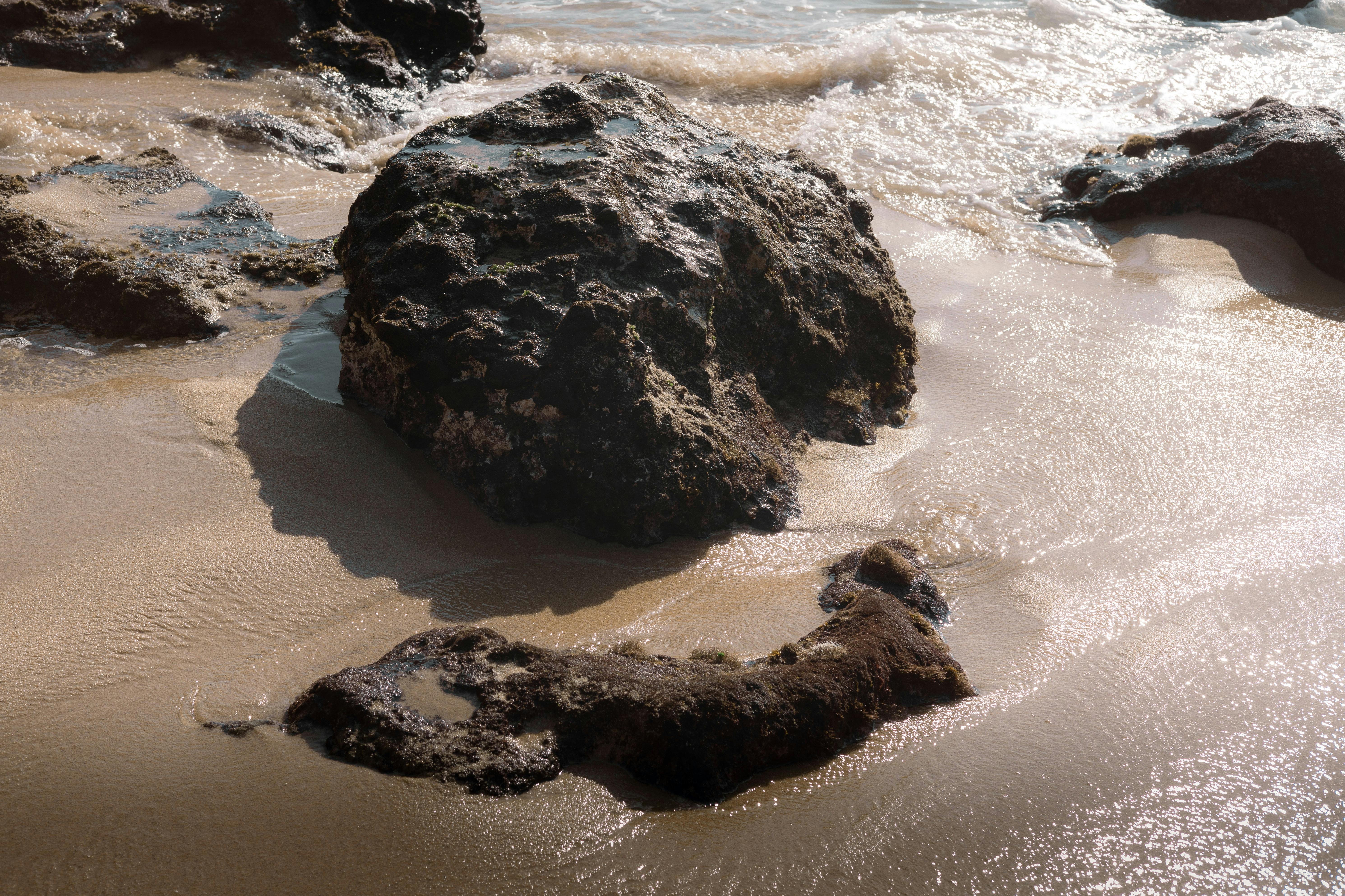 A large rock on the beach · Free Stock Photo