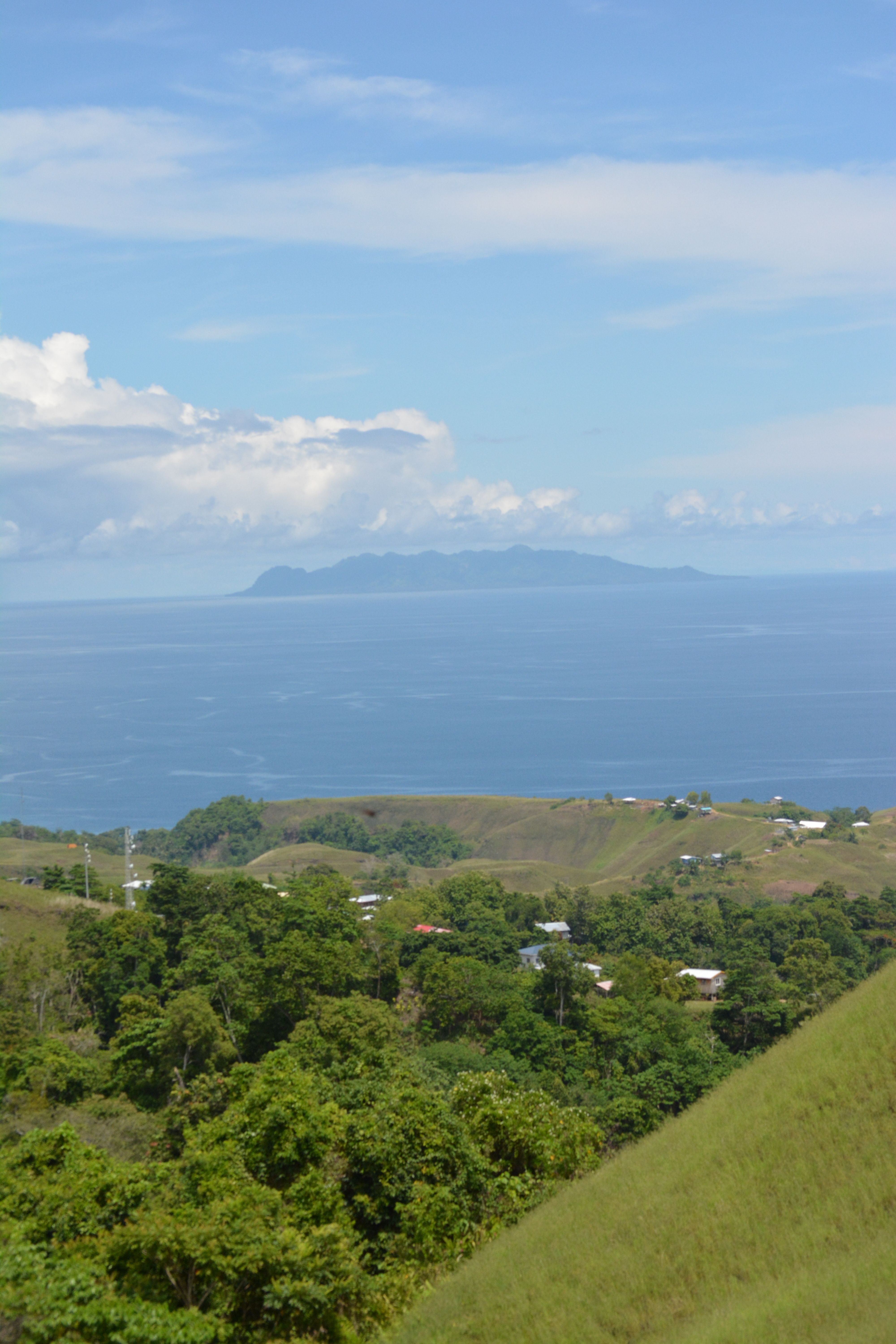 A view of the ocean from a hillside · Free Stock Photo