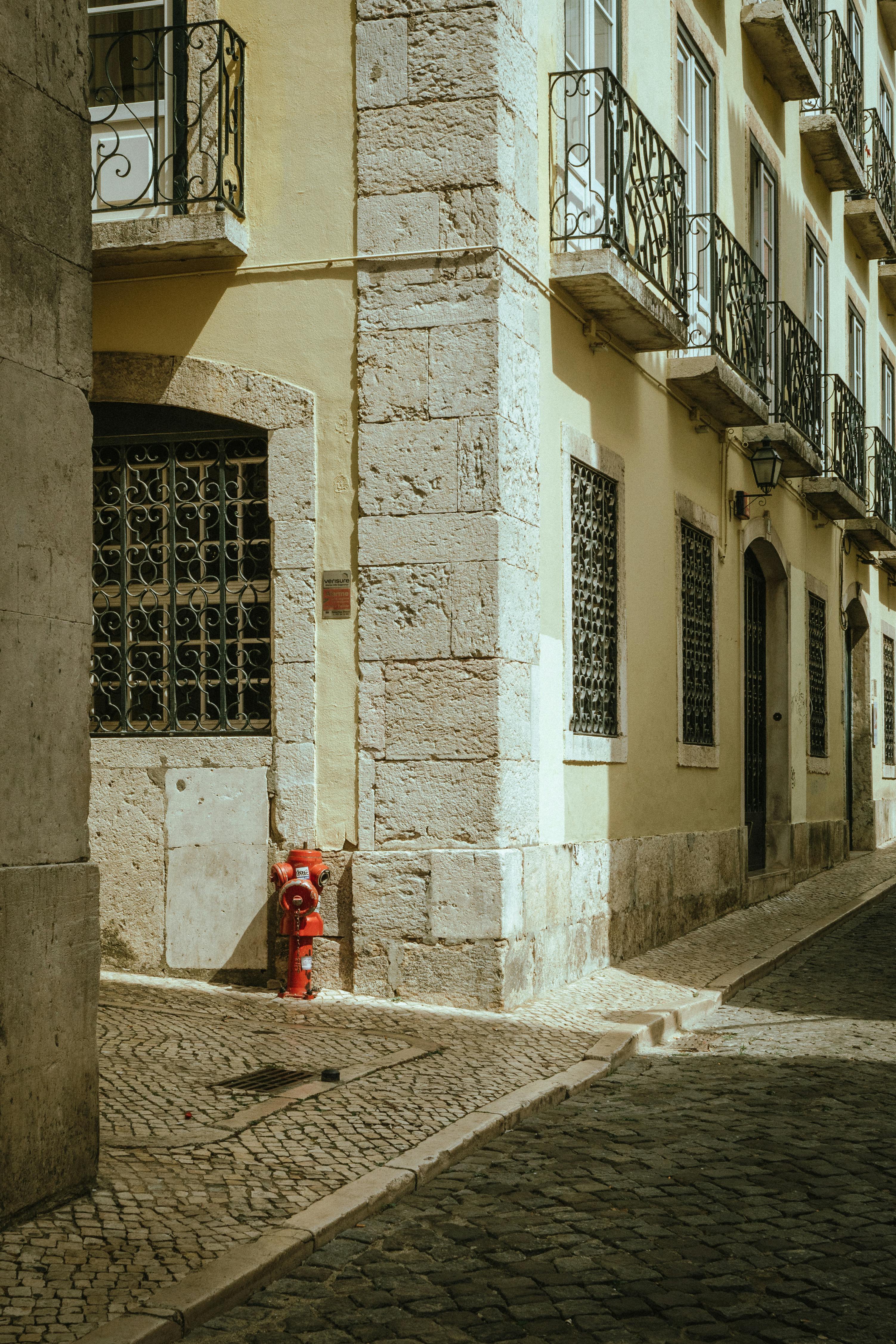 Building Corner in Town · Free Stock Photo