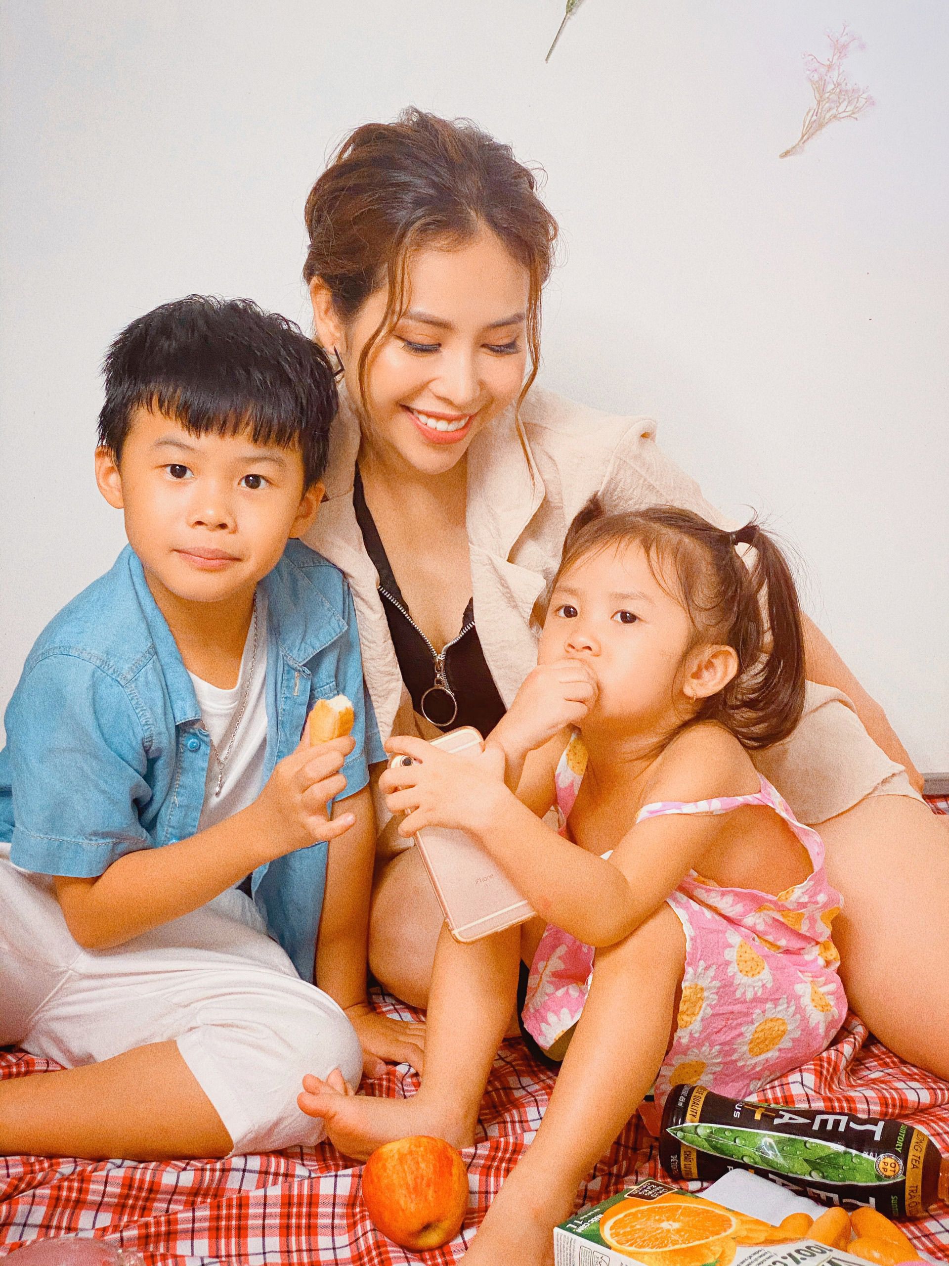 Mom Scenes Photos, Download The BEST Free Mom Scenes Stock Photos & HD ...