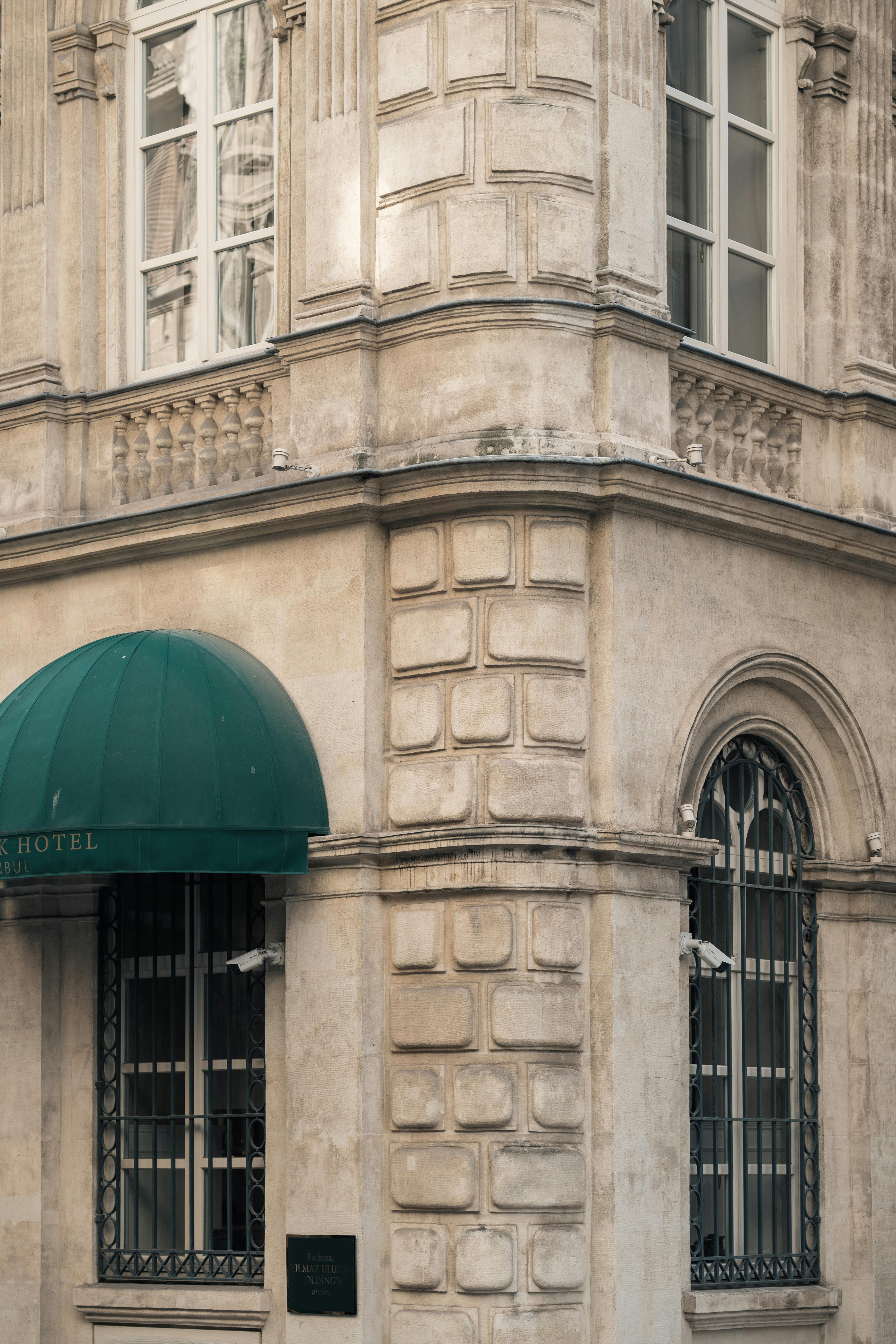 Elegant Corner Tenement in City · Free Stock Photo