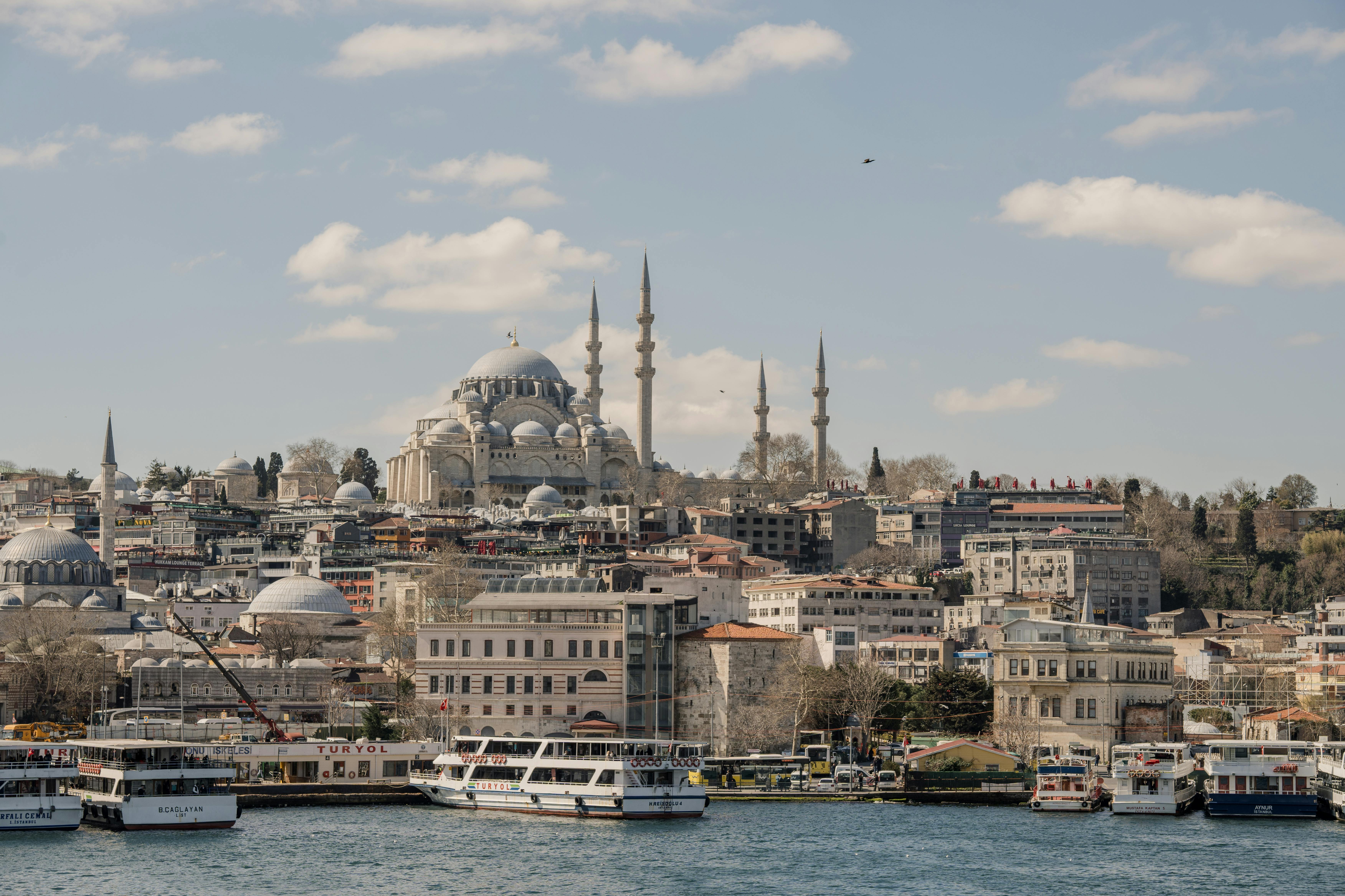 Mosque Overlooking Bay · Free Stock Photo