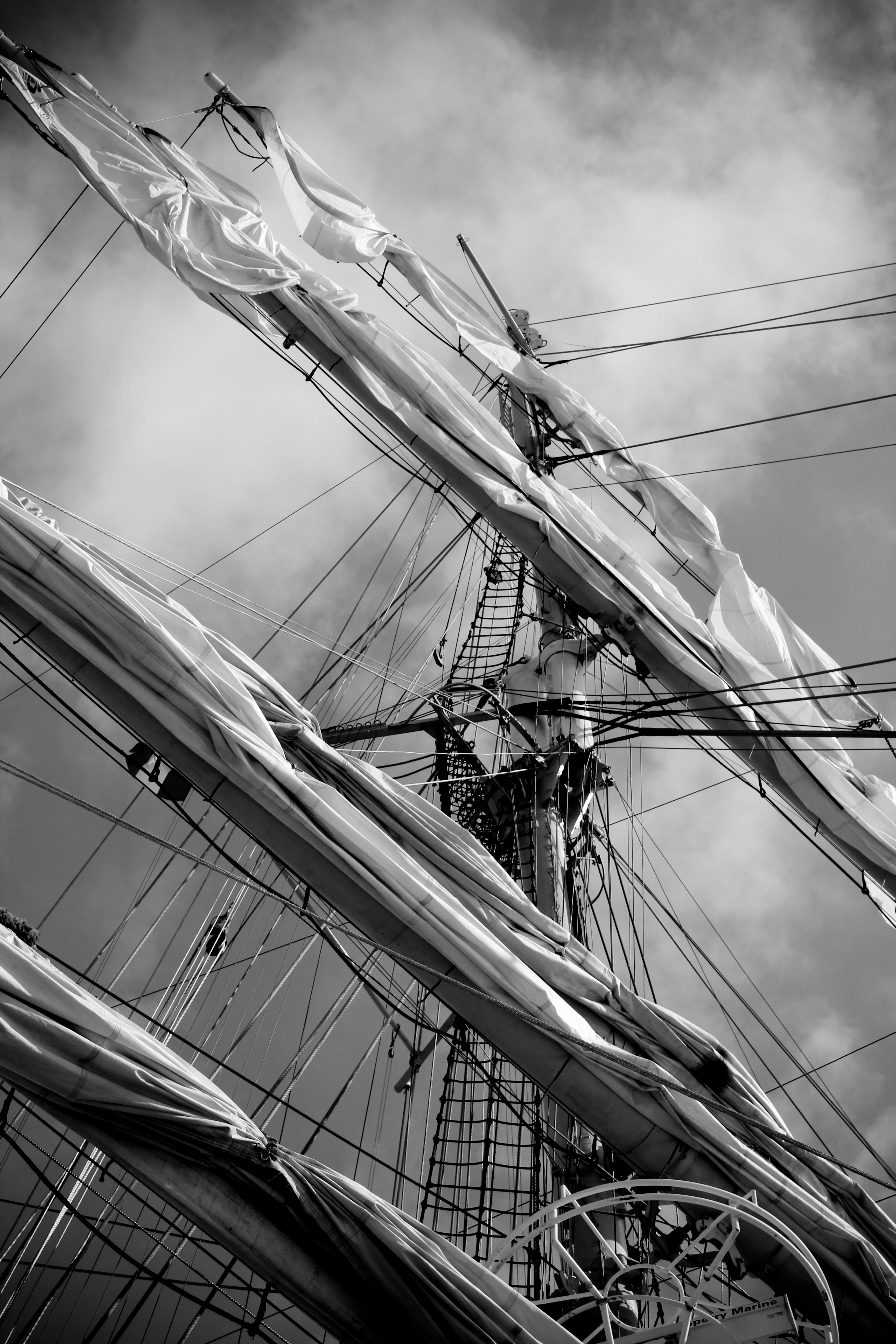 Black and White Low Angle Shot of a Large Mast on a Ship · Free Stock Photo