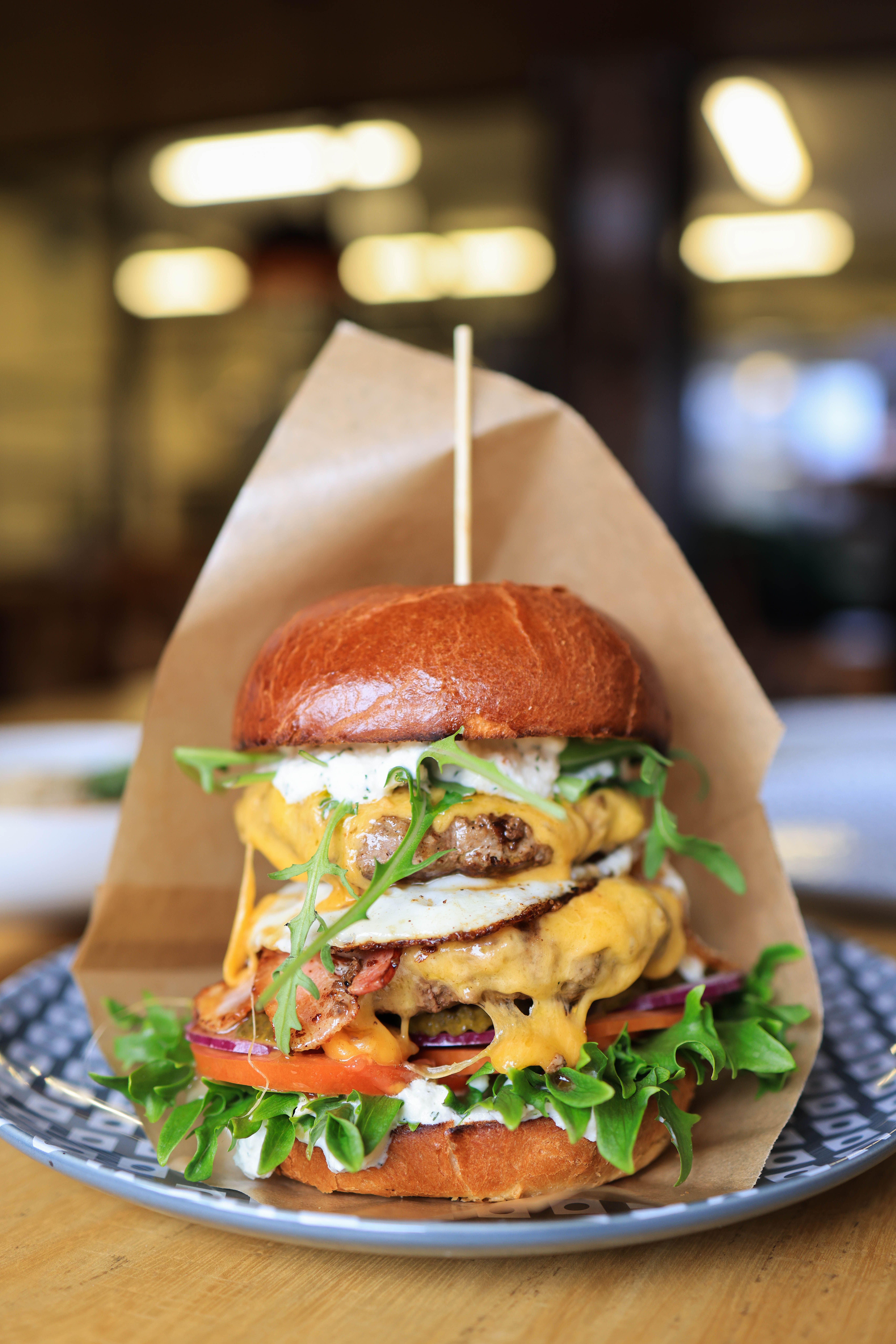 Cheeseburger on a Plate · Free Stock Photo