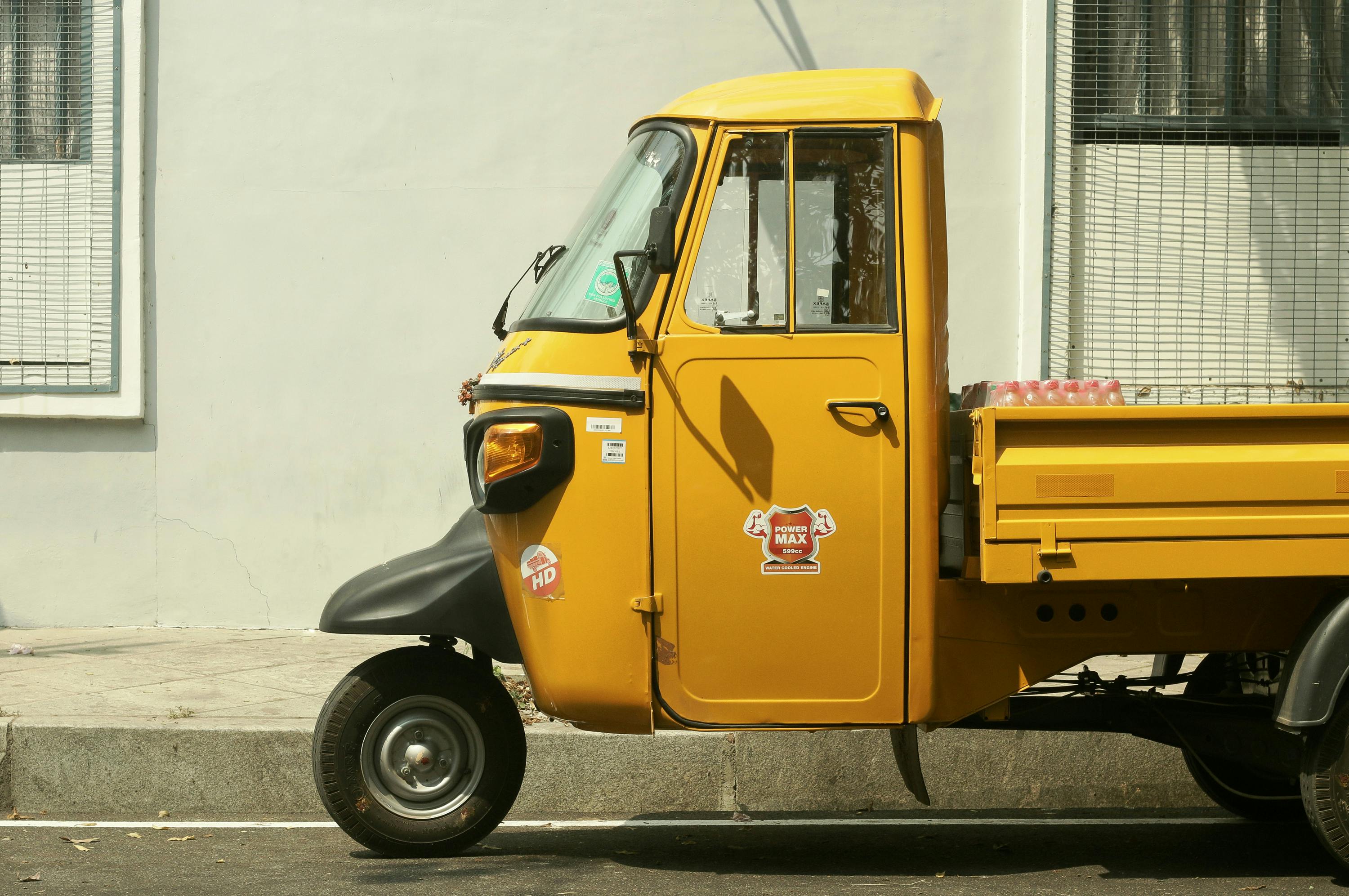 Piaggo Ape Three-wheeler · Free Stock Photo