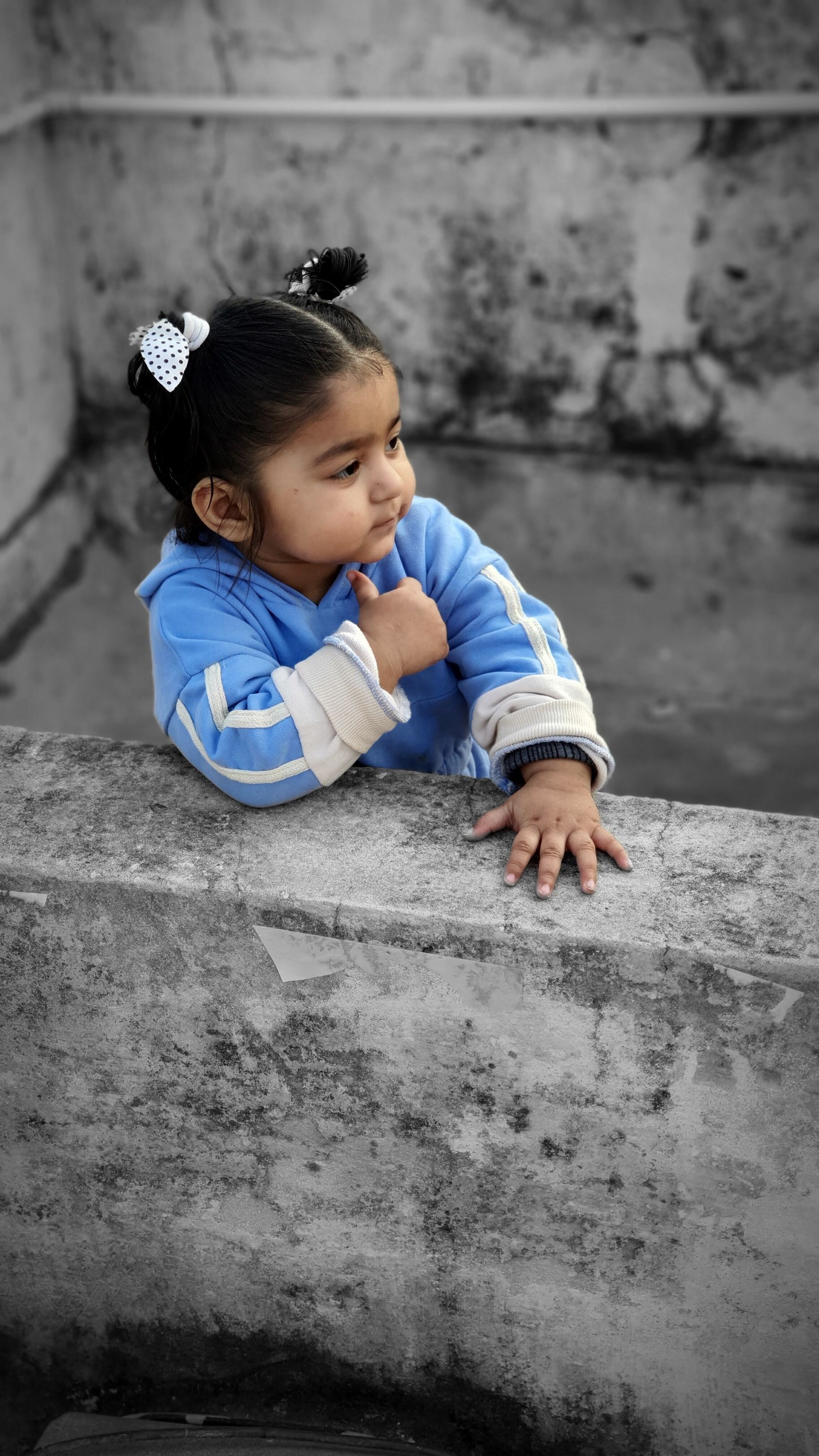 Little Girl Questioningly Points to Herself · Free Stock Photo
