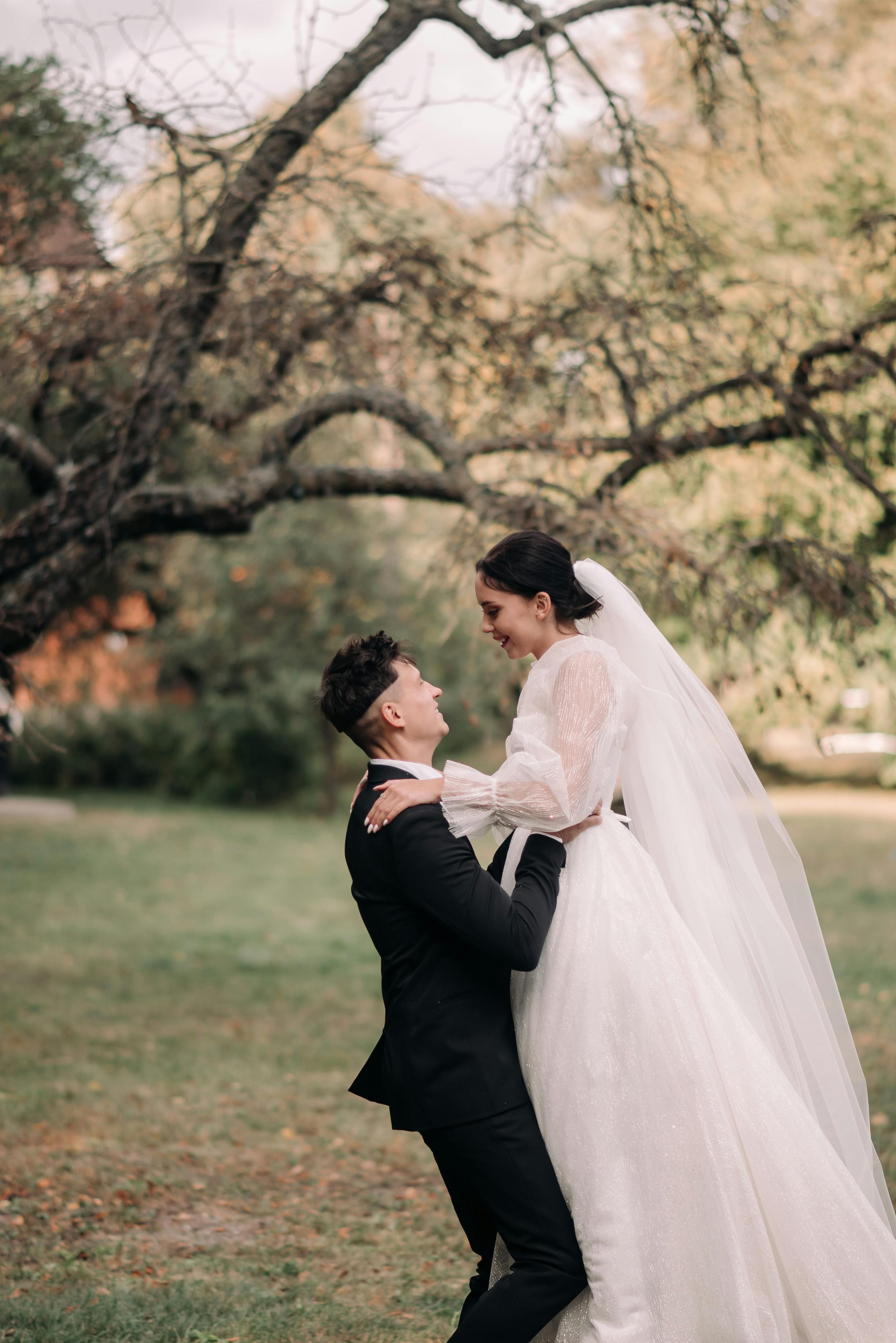 Groom Picking up the Bride and Smiling · Free Stock Photo