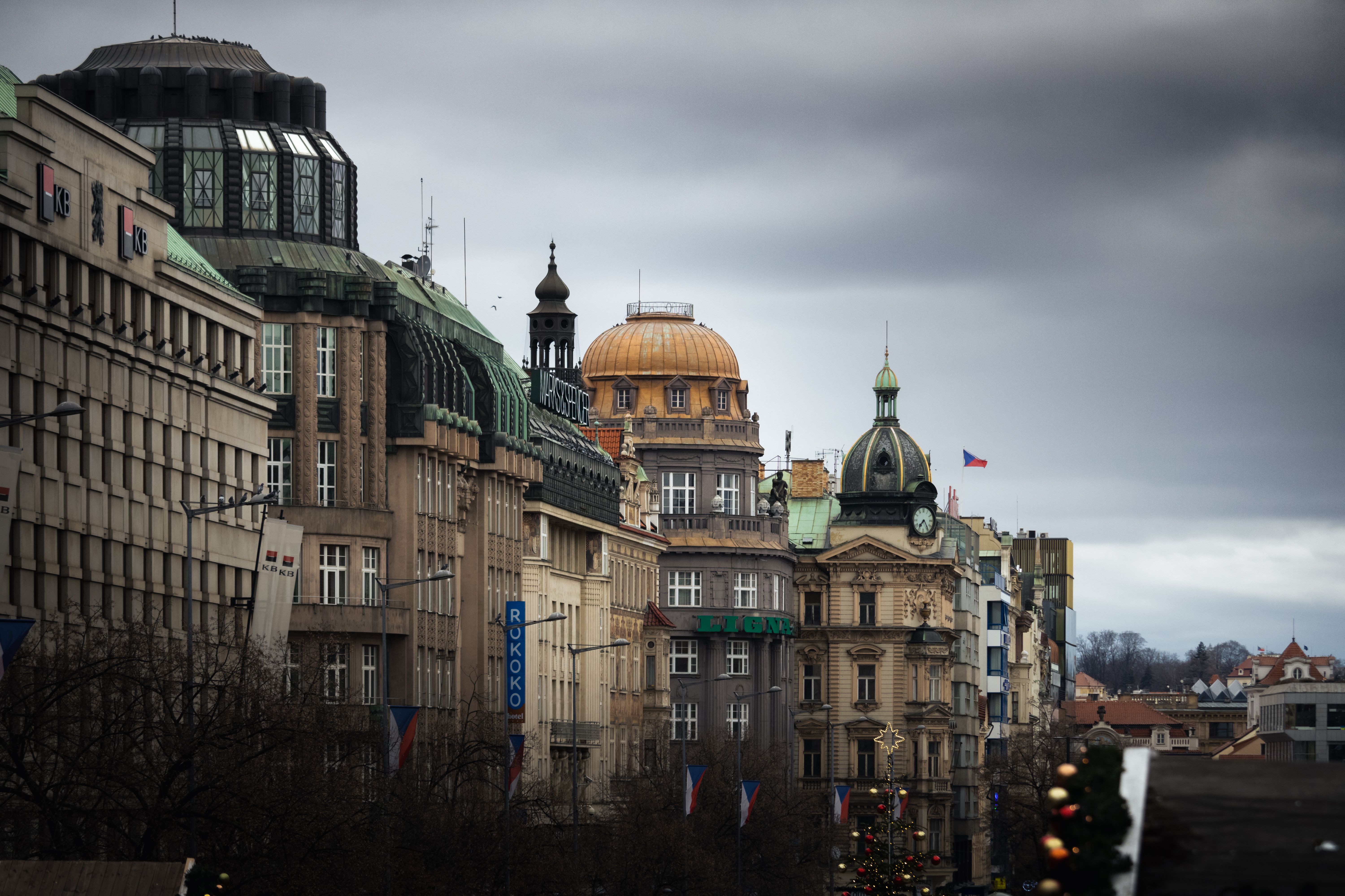 A row of buildings with a cloudy sky above them · Free Stock Photo