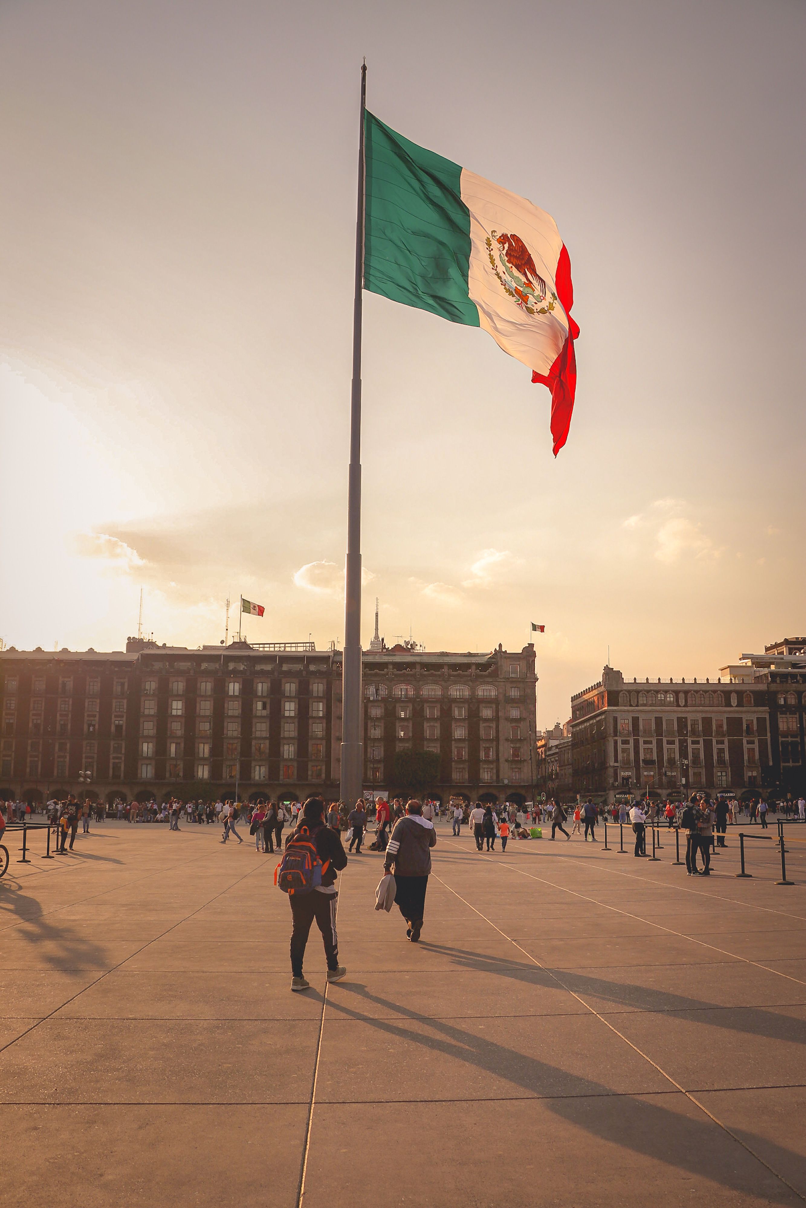 Bandera Mexicana En La Plaza Del Zócalo De La Ciudad De México, México ...