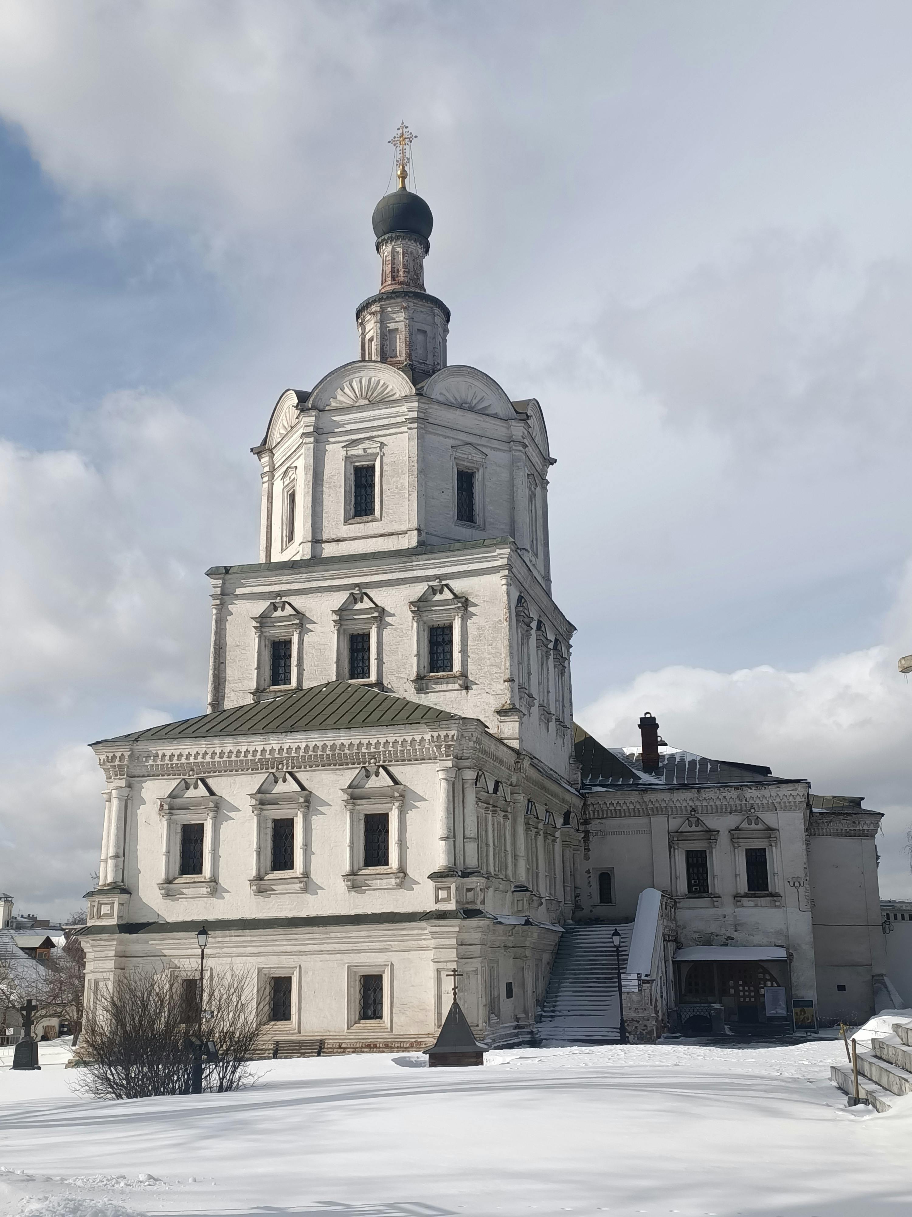 Snow on Stairs among Columns · Free Stock Photo