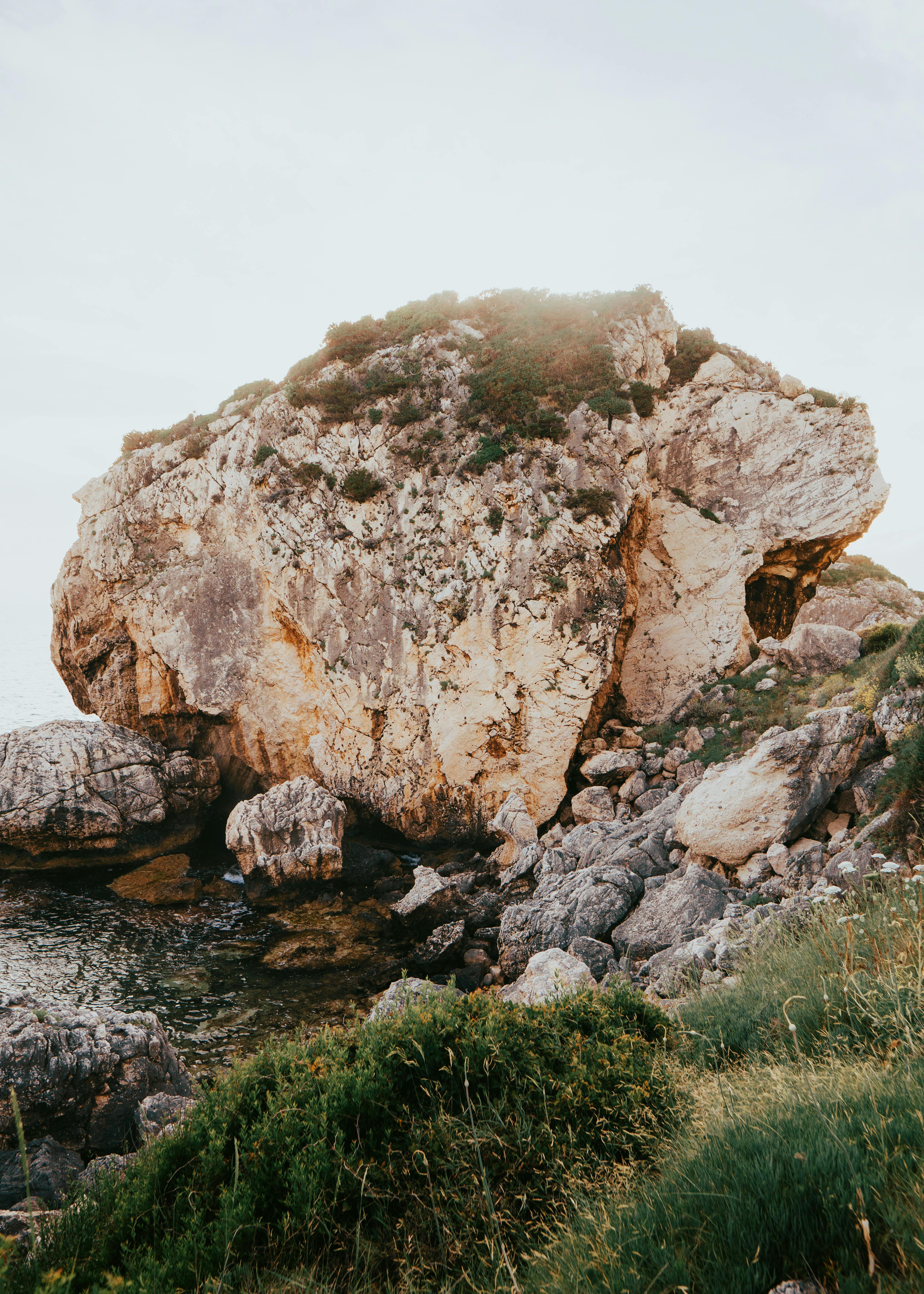 Rock on the Cliff · Free Stock Photo