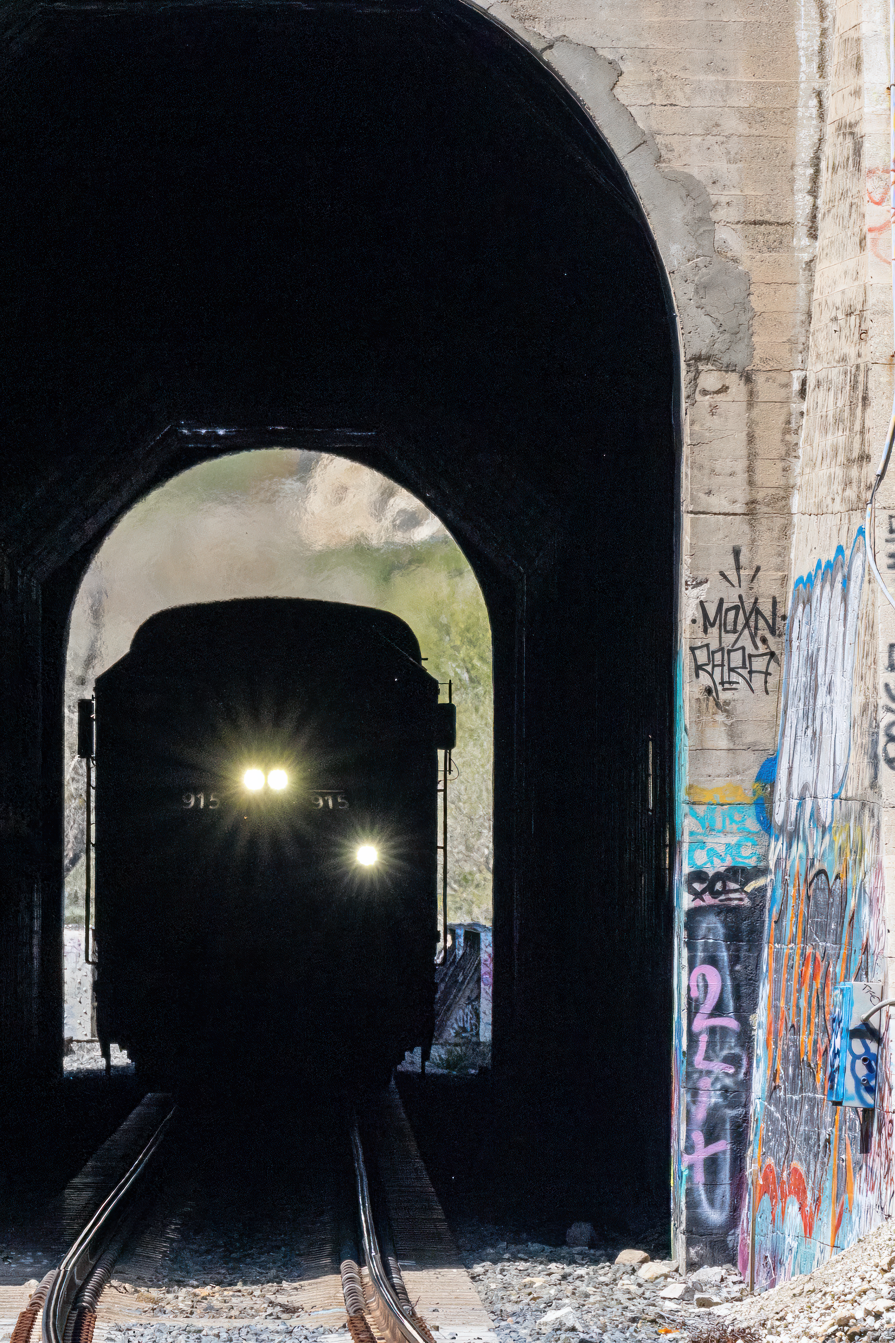 Train in Tunnel · Free Stock Photo