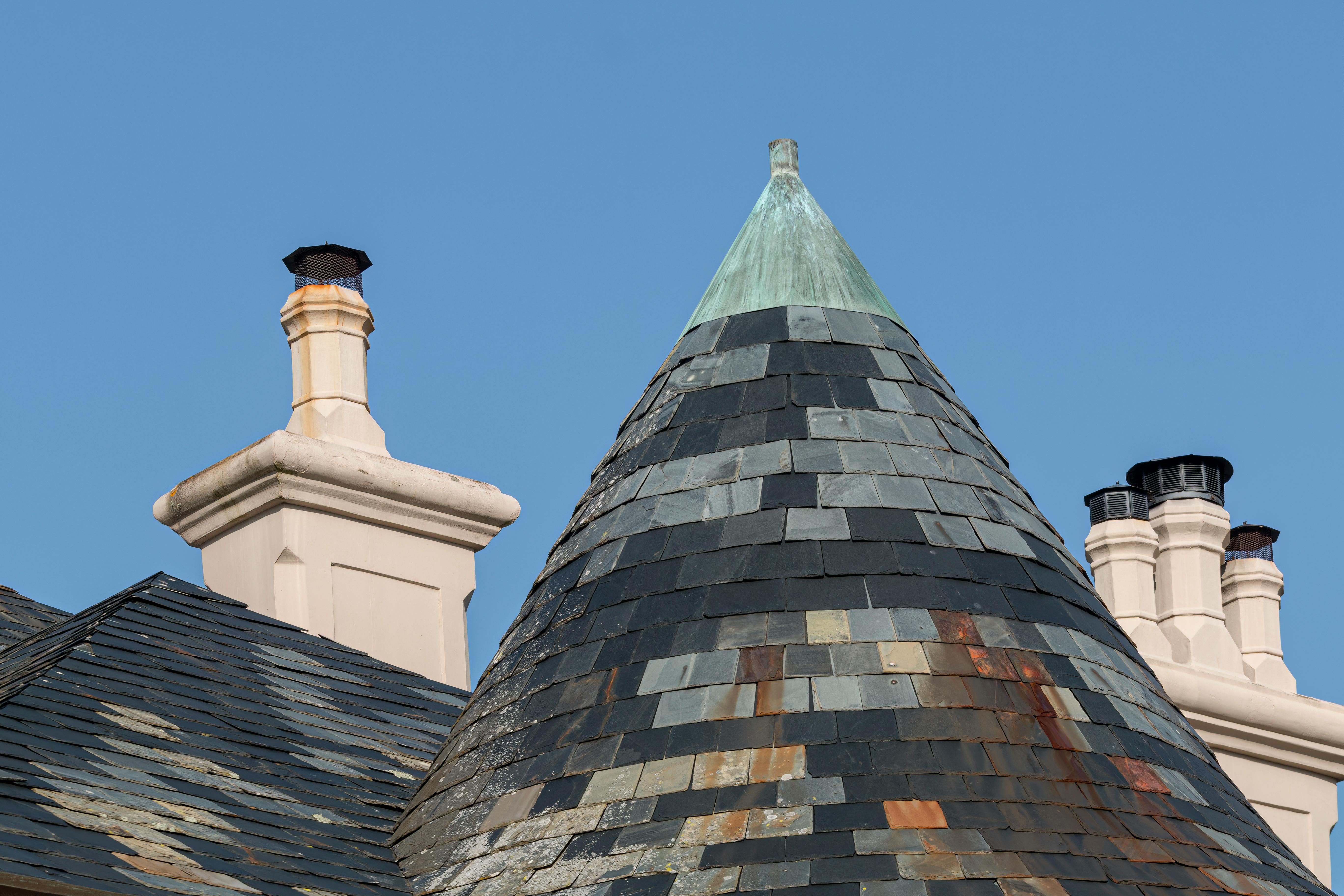 Tiled Roof of the Bobbys Bothy Gift Shop in Edinburgh · Free Stock Photo