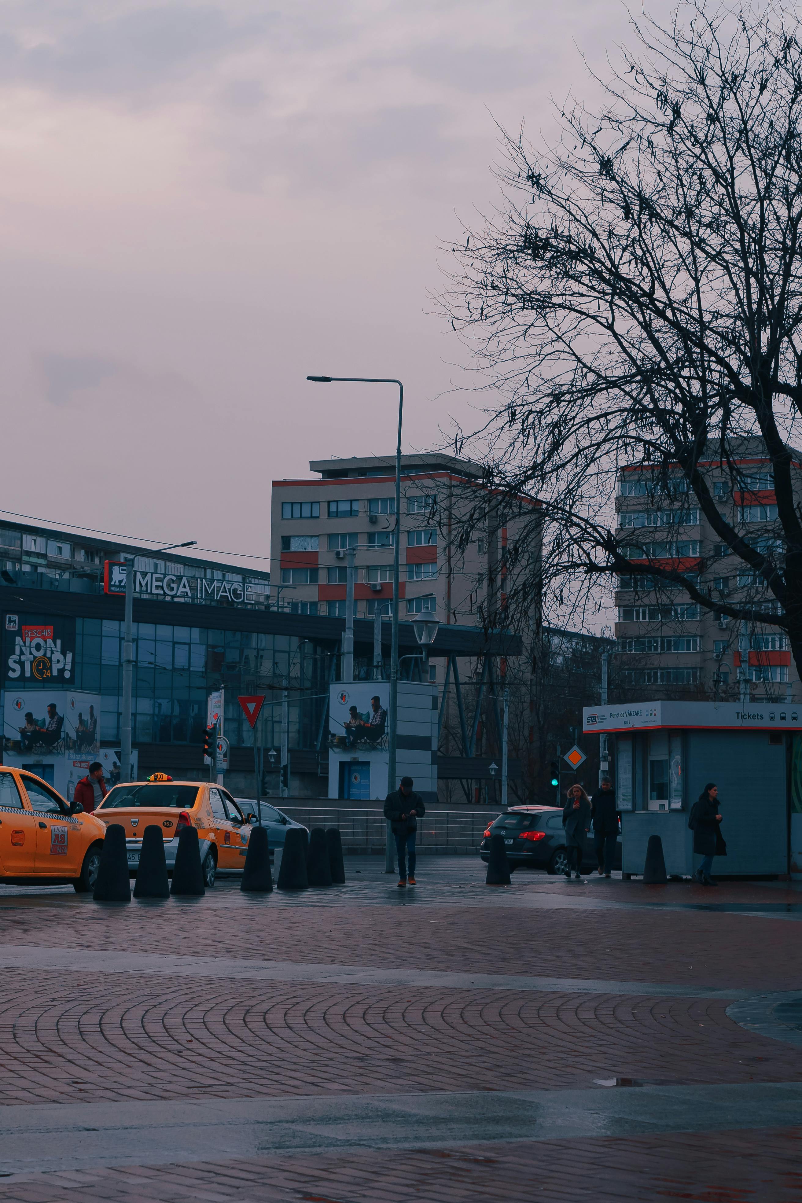 Sidewalk in Front of Building · Free Stock Photo