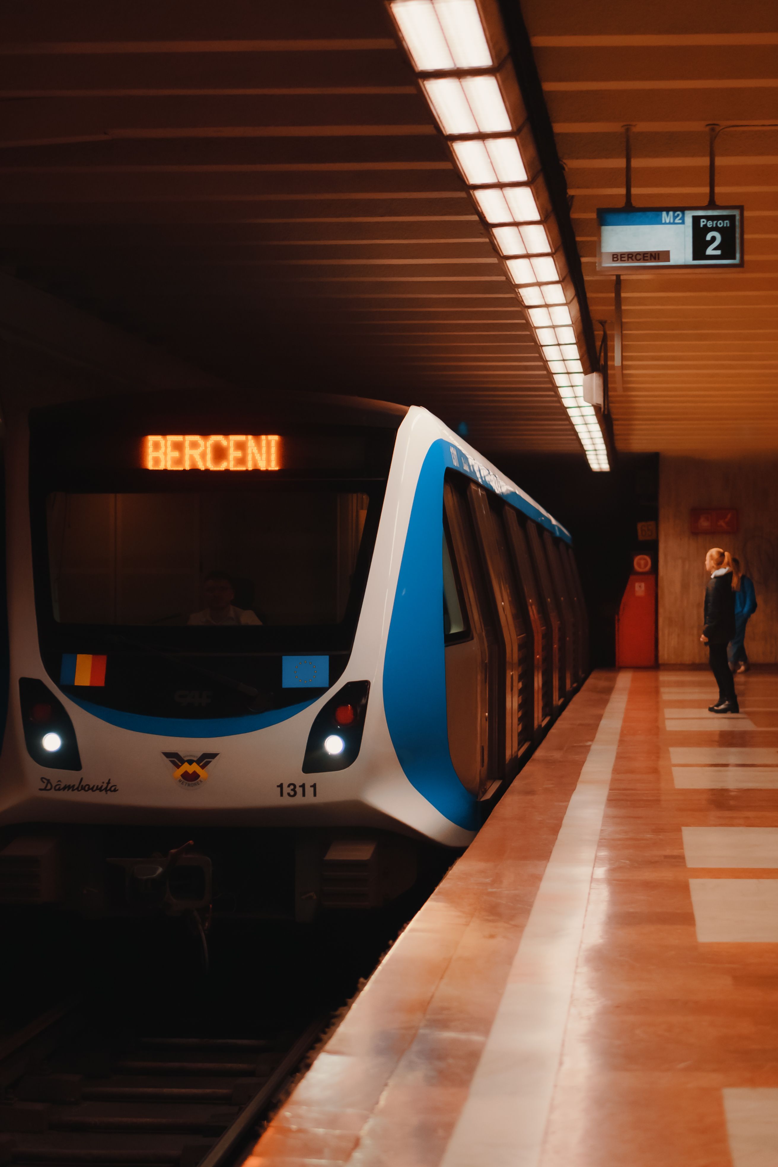 Foto De Um Vagão De Metrô Em Uma Estação De Metrô Em Bucareste, Romênia ...