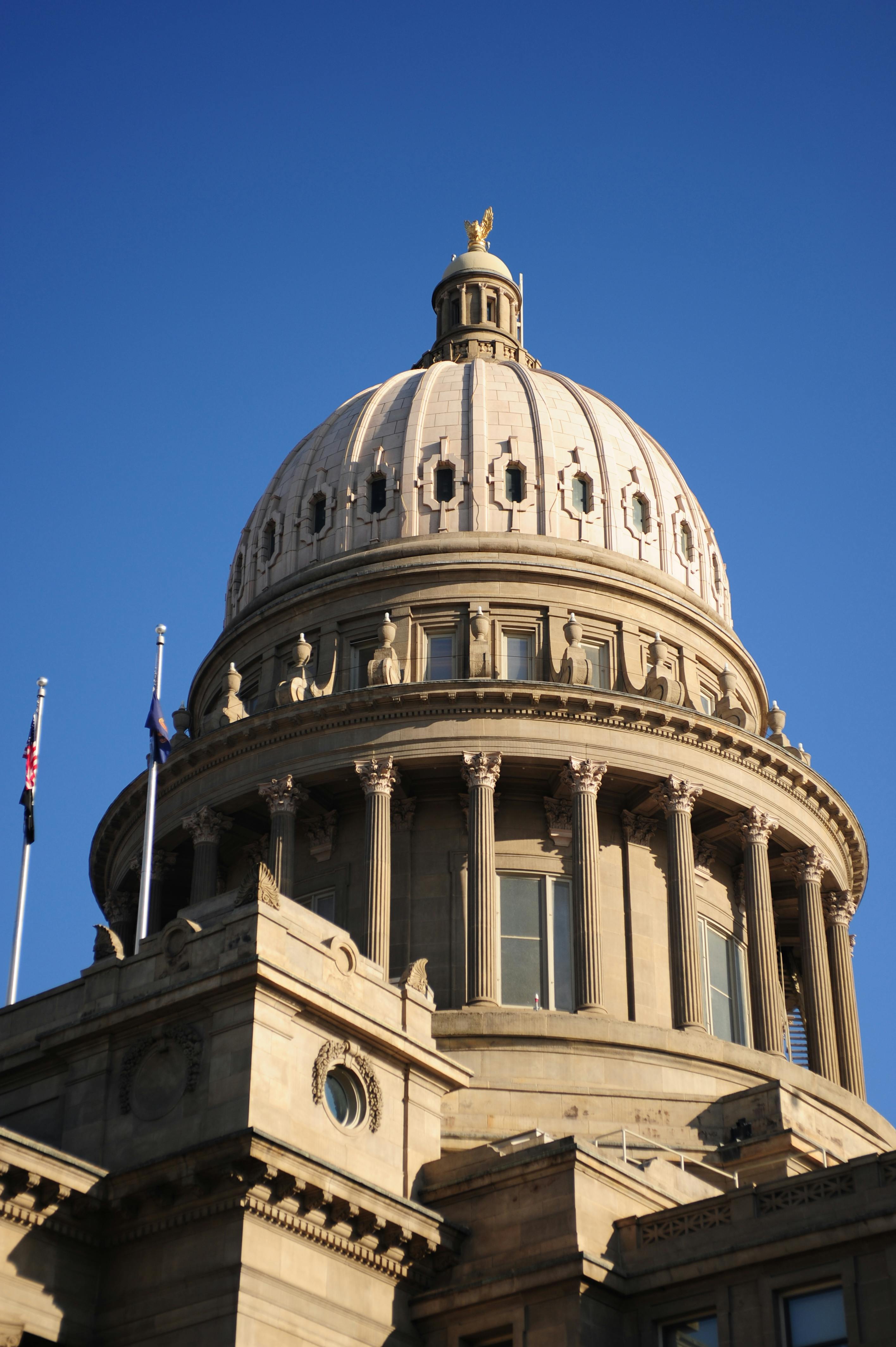 Gray Concrete Building · Free Stock Photo