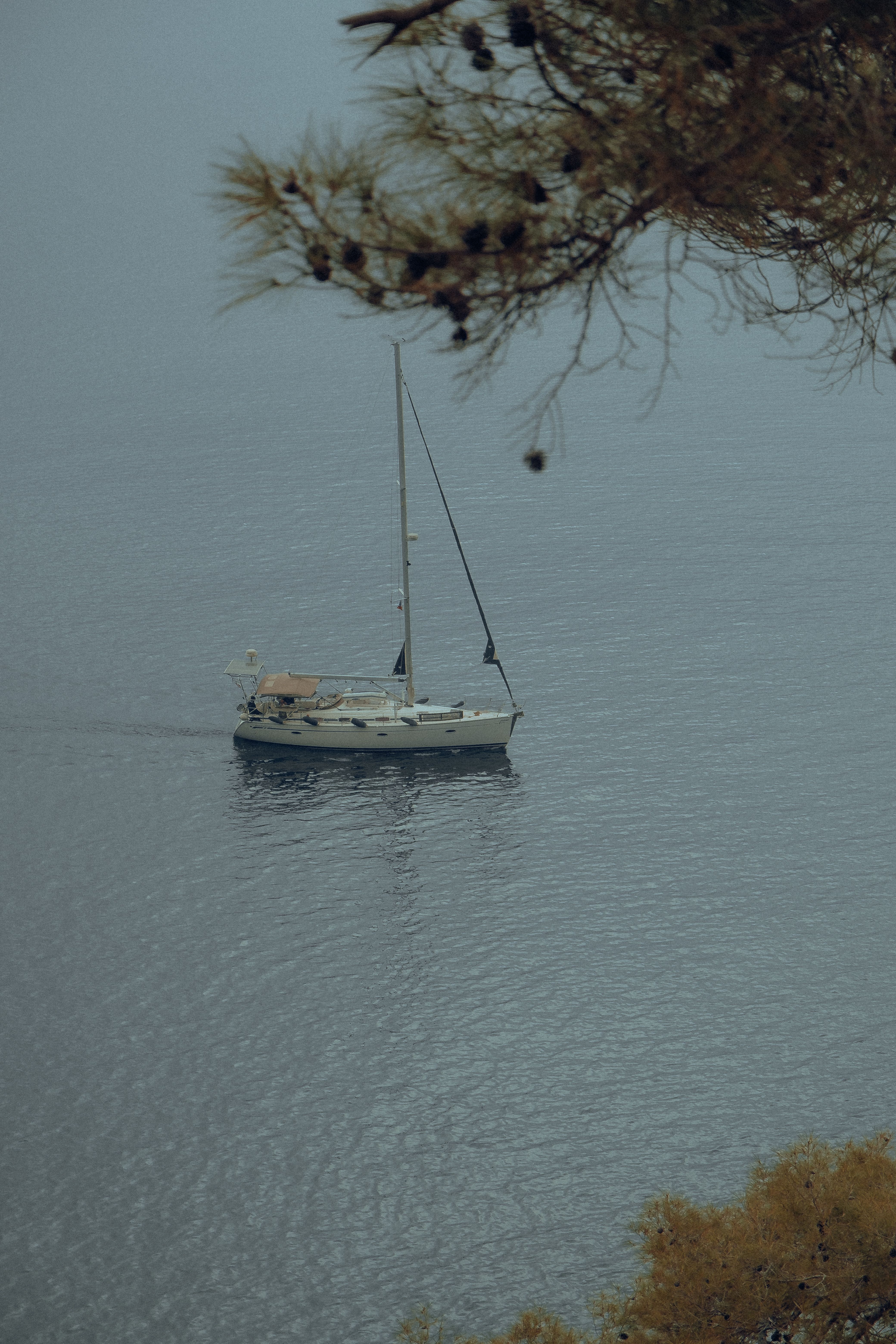 Boat without Sail on Lake · Free Stock Photo