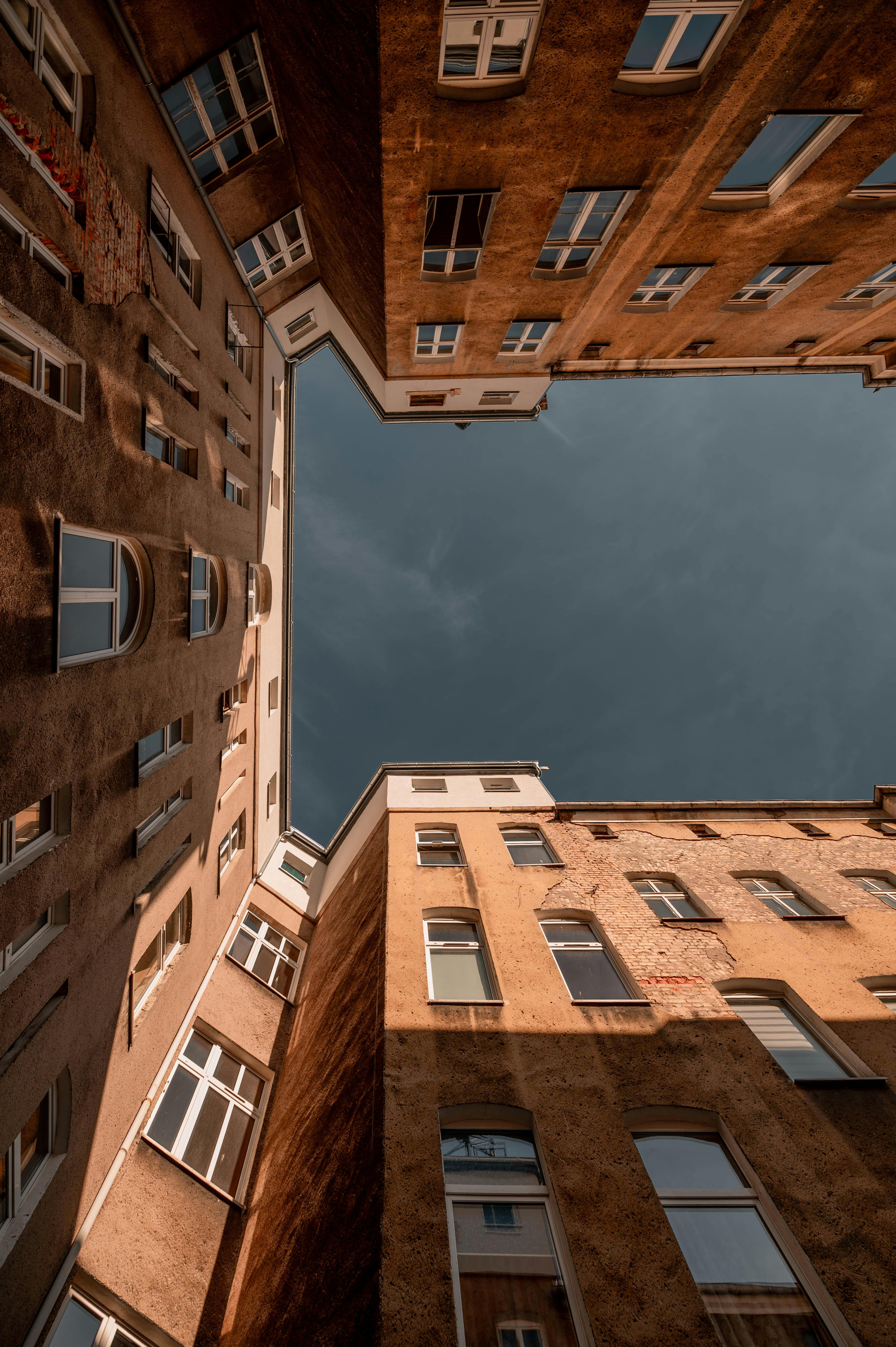 Photo gratuite de bâtiment, ciel bleu, ciel clair, contre plongée, cour ...