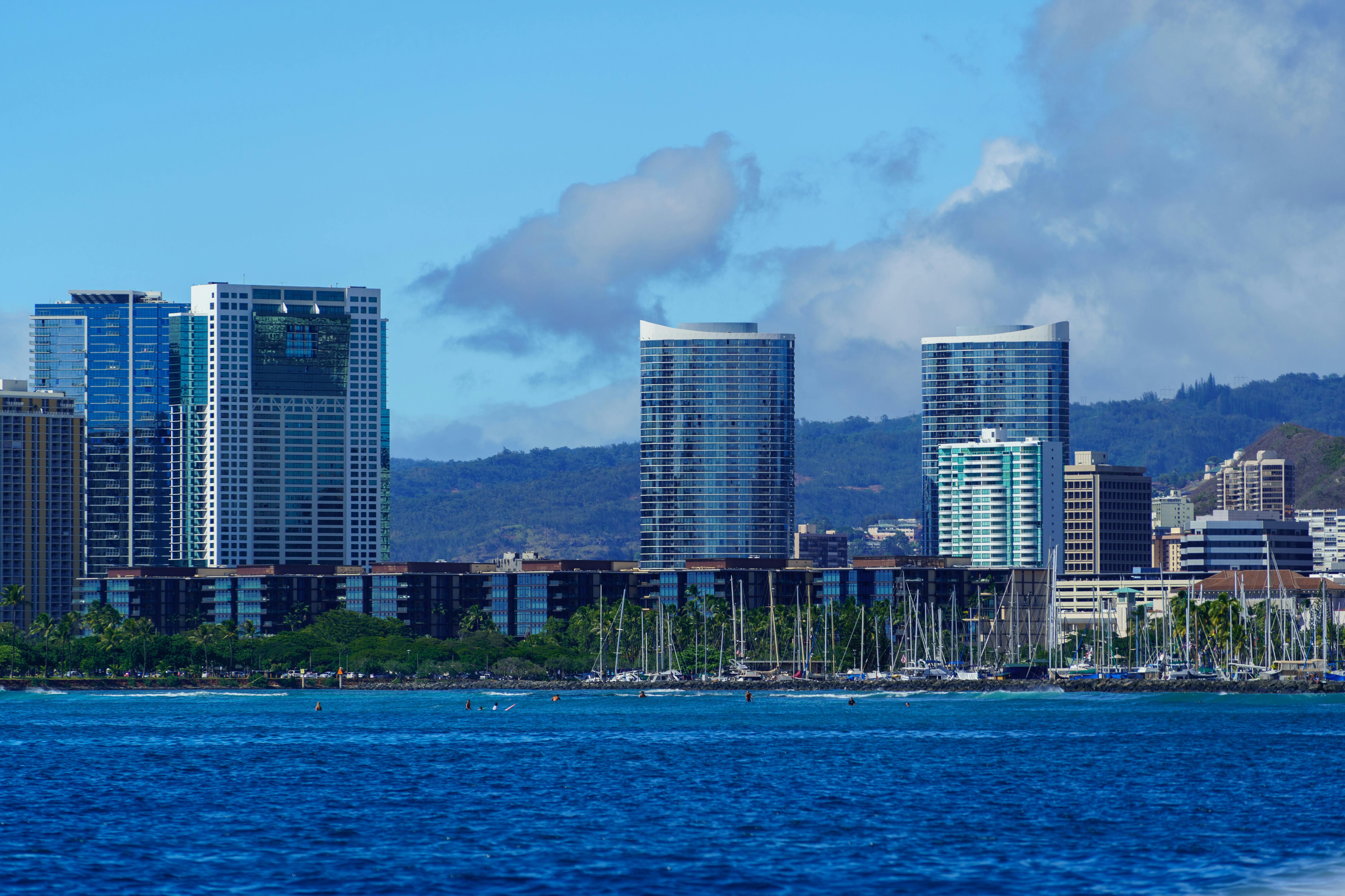 City Buildings and Sea, Oahu, Hawaii, USA · Free Stock Photo