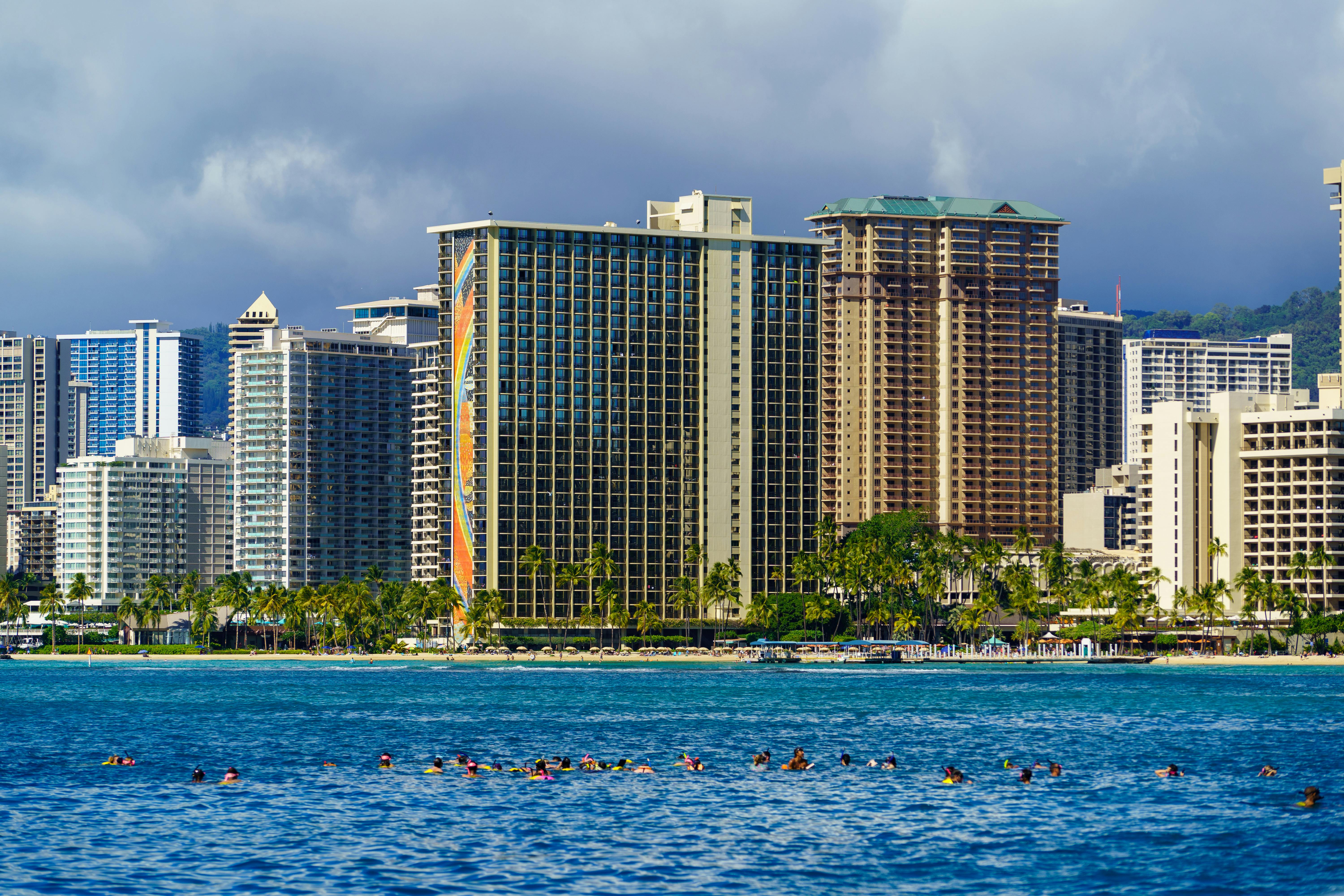 City Buildings and Sea, Oahu, Hawaii, USA · Free Stock Photo