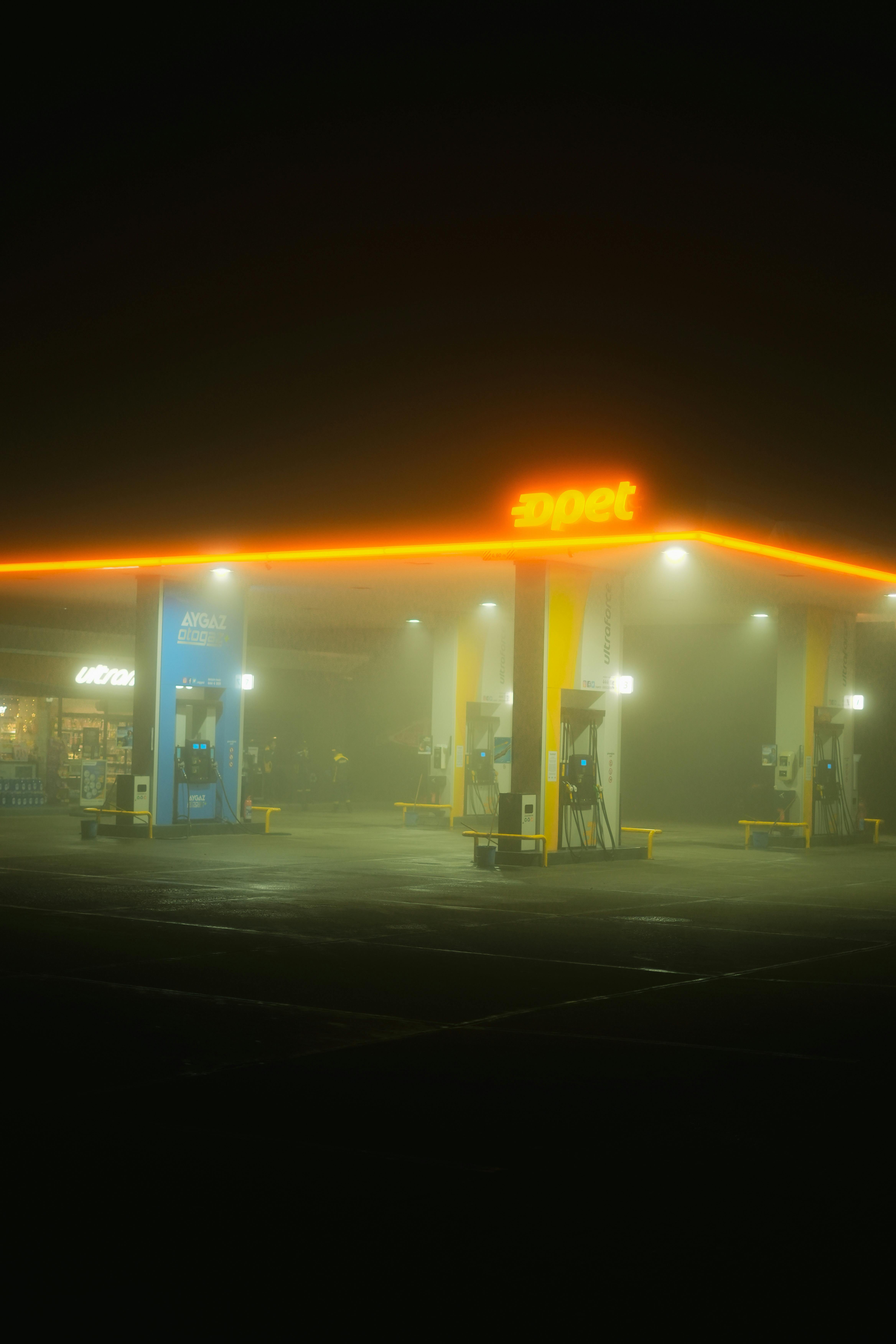 Shell Fuel Station · Free Stock Photo
