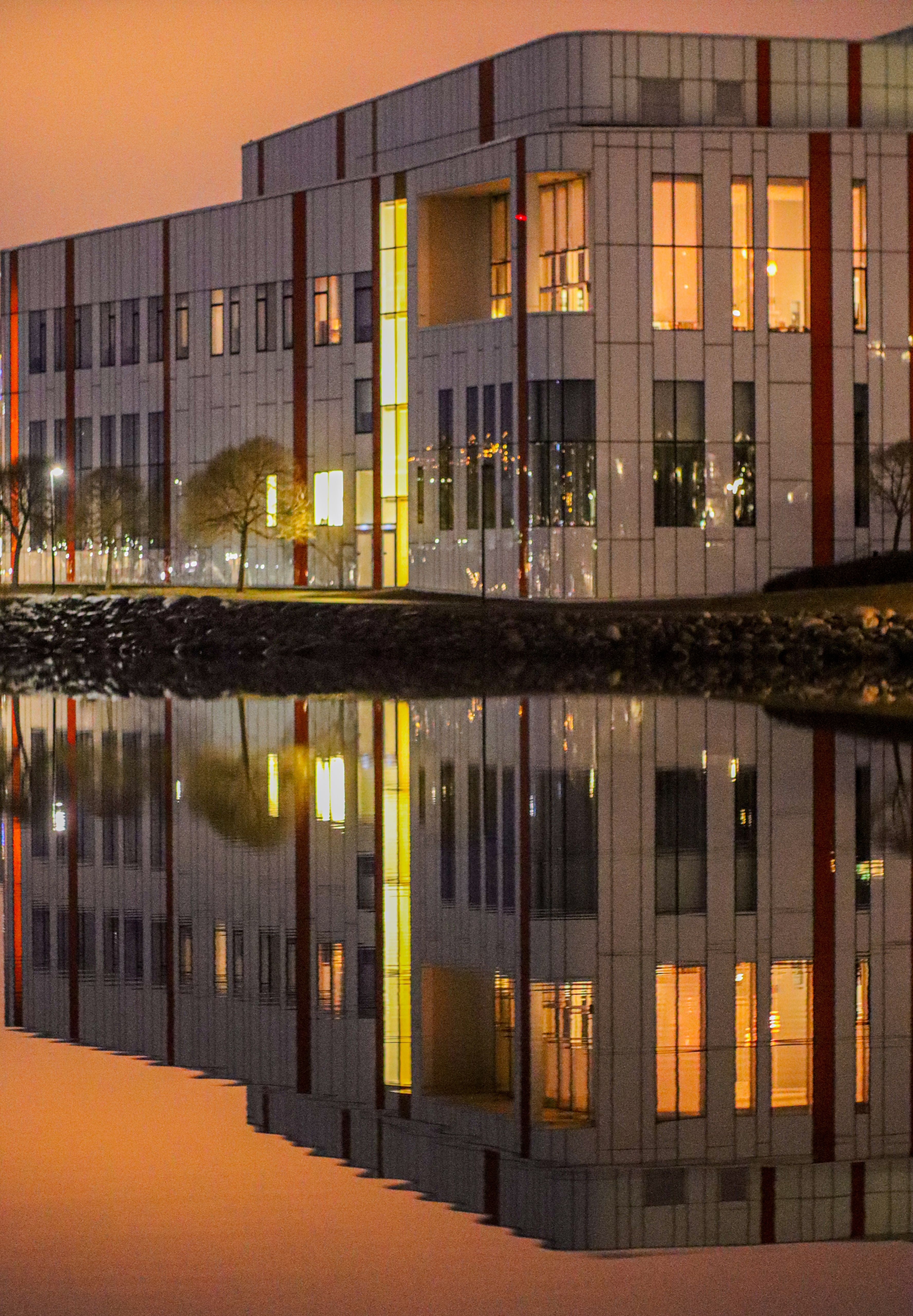 Modern Building and Its Reflection at Dusk · Free Stock Photo