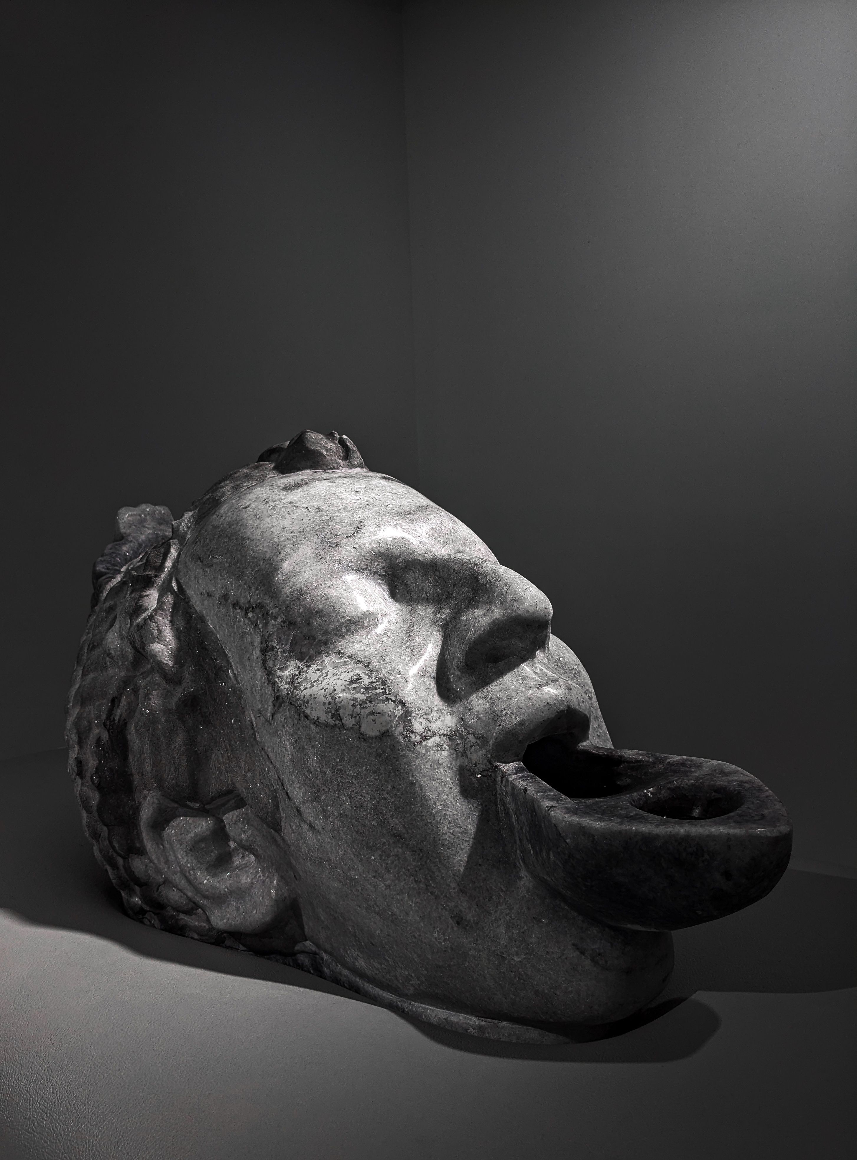 Sculpture of Faces · Free Stock Photo