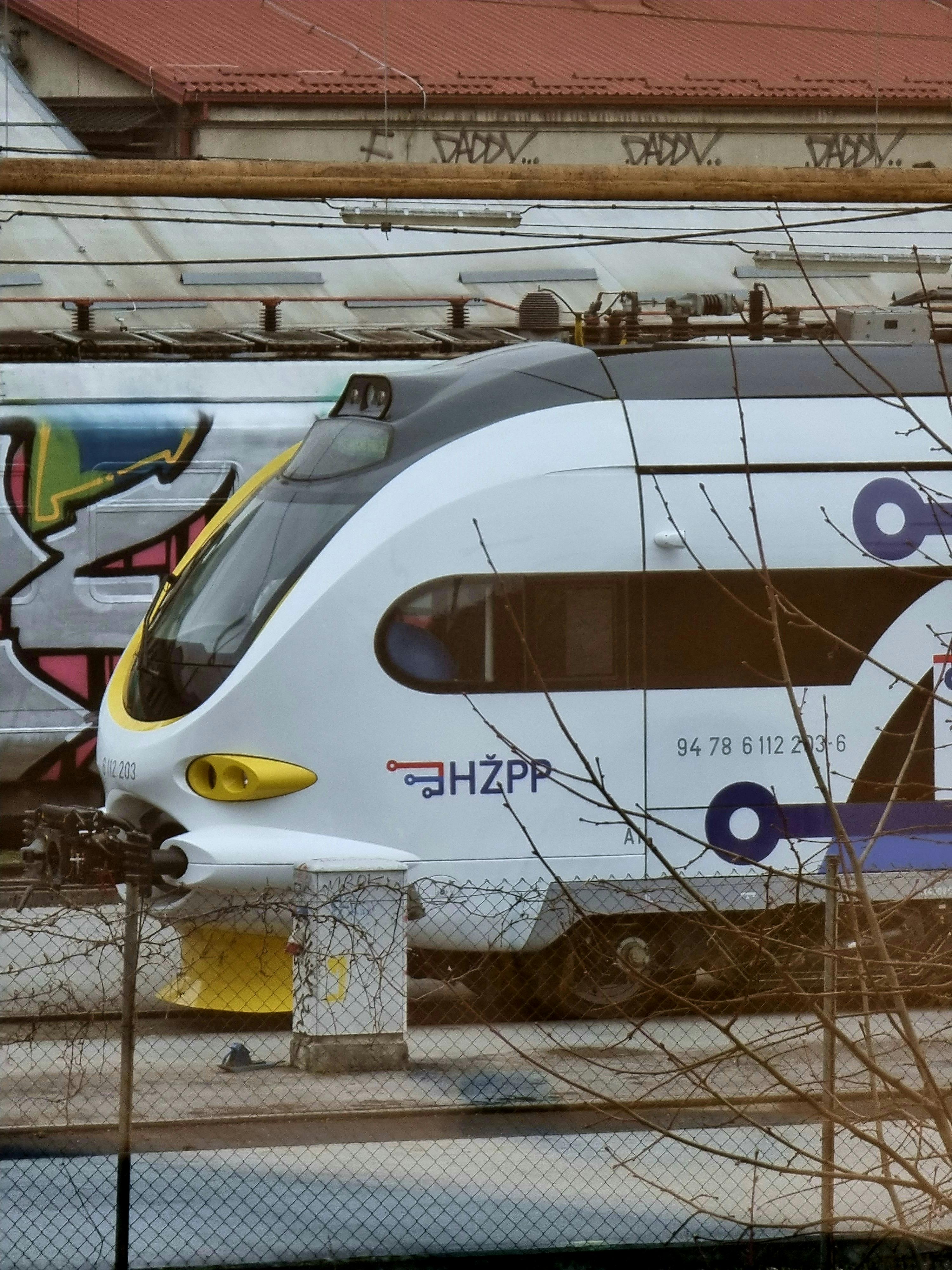 Hžpp 교통 그래피티 기관차 기차 기차 수송 기차 여행 기차 외관 기차 측면보기 기차로 여행 기차역 낙서 문화 낙서 예술 다채로운 그래피티