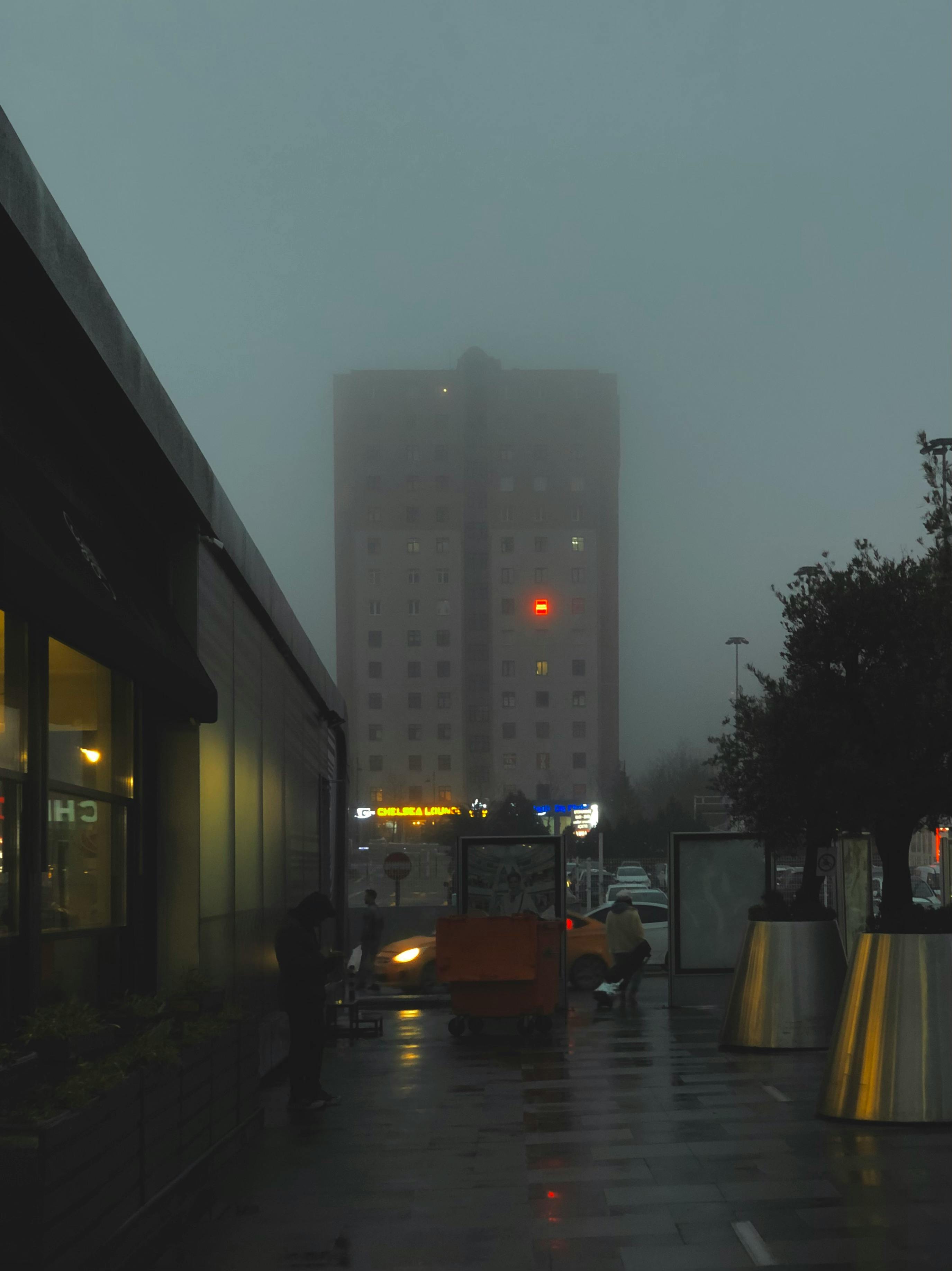 Overcast over Building · Free Stock Photo