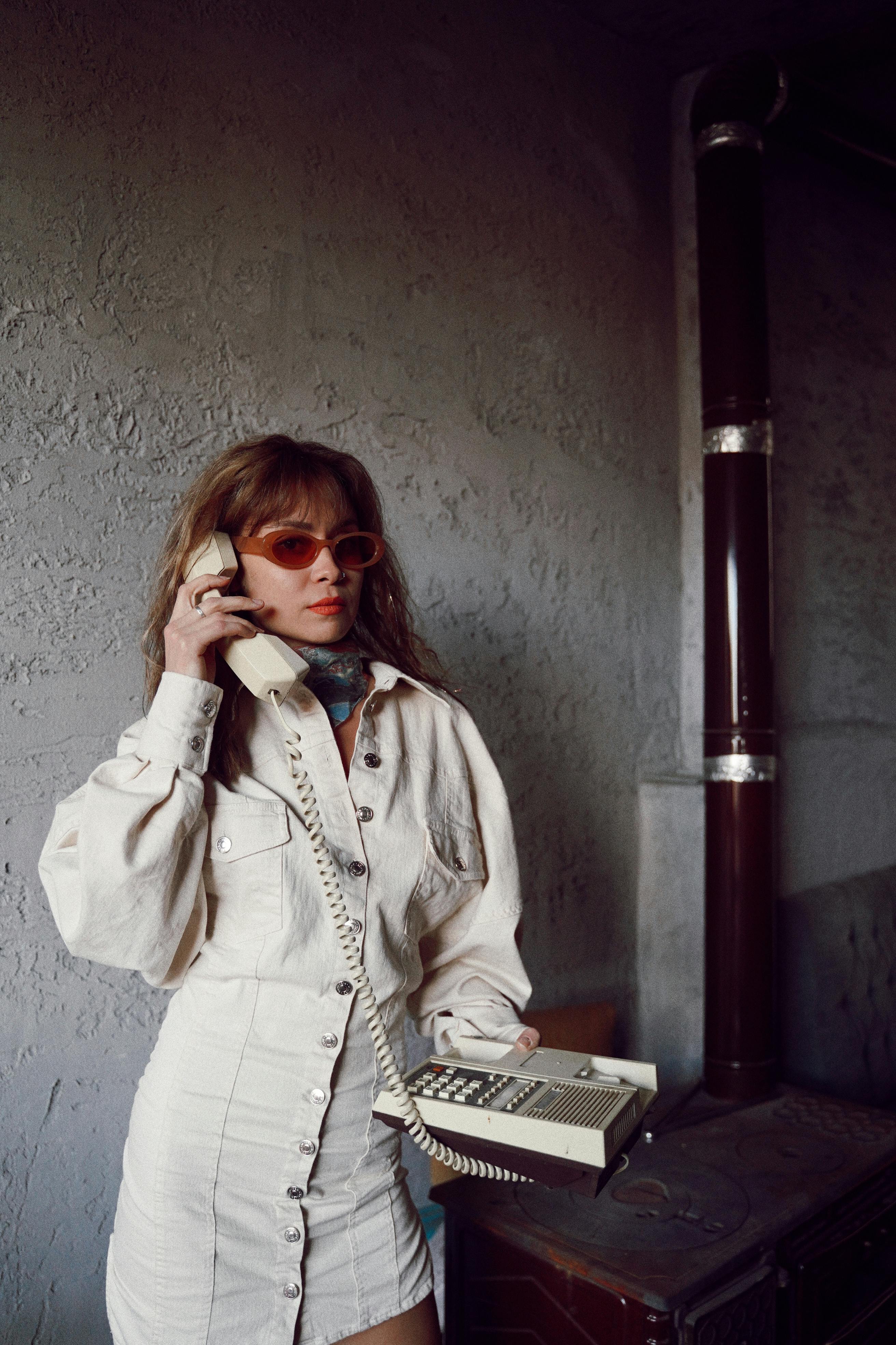 Retro Style Model with Telephone · Free Stock Photo